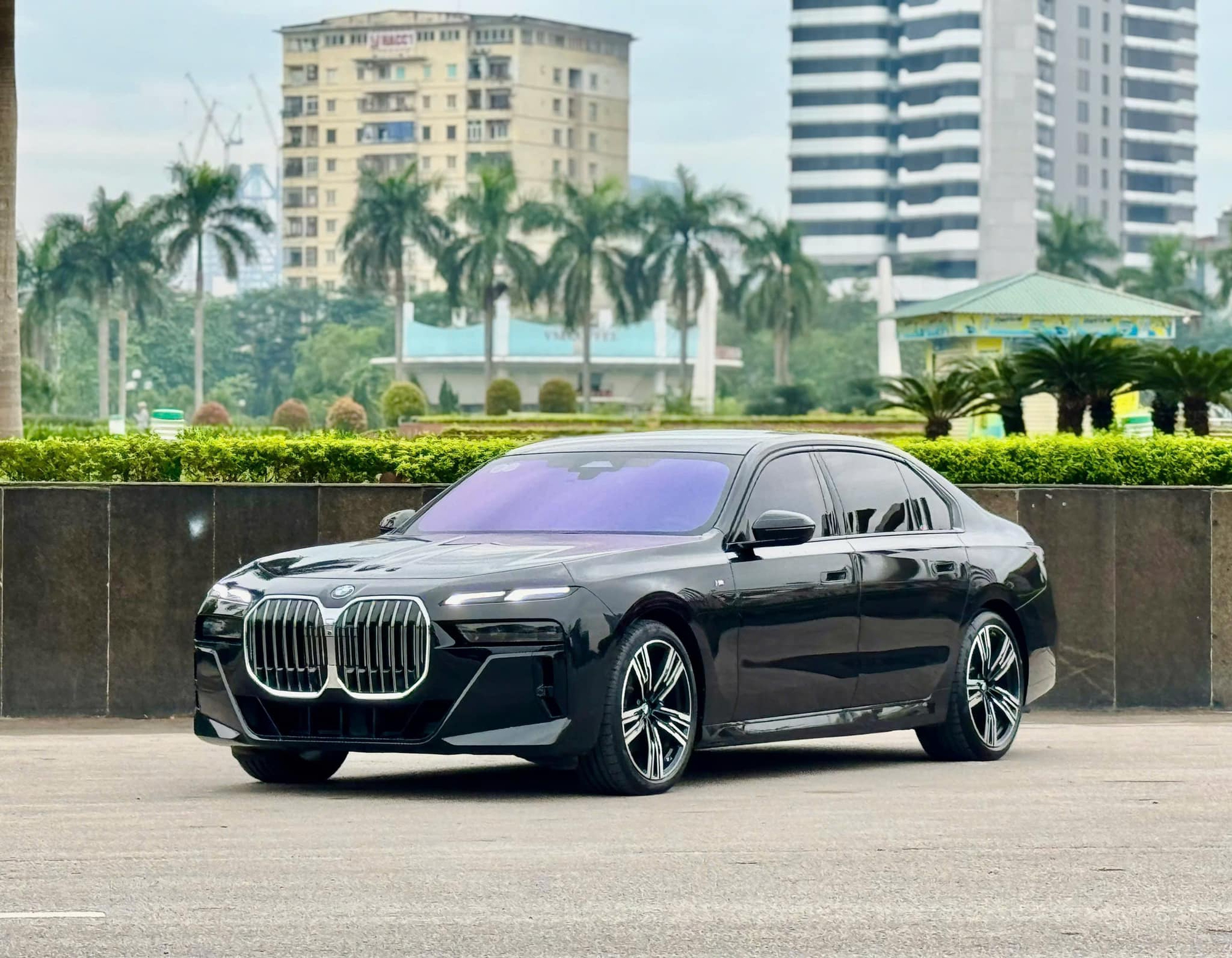Rapper Andree tậu BMW 7-Series giá niêm yết hơn 5 tỷ đồng, CĐM mạng ...