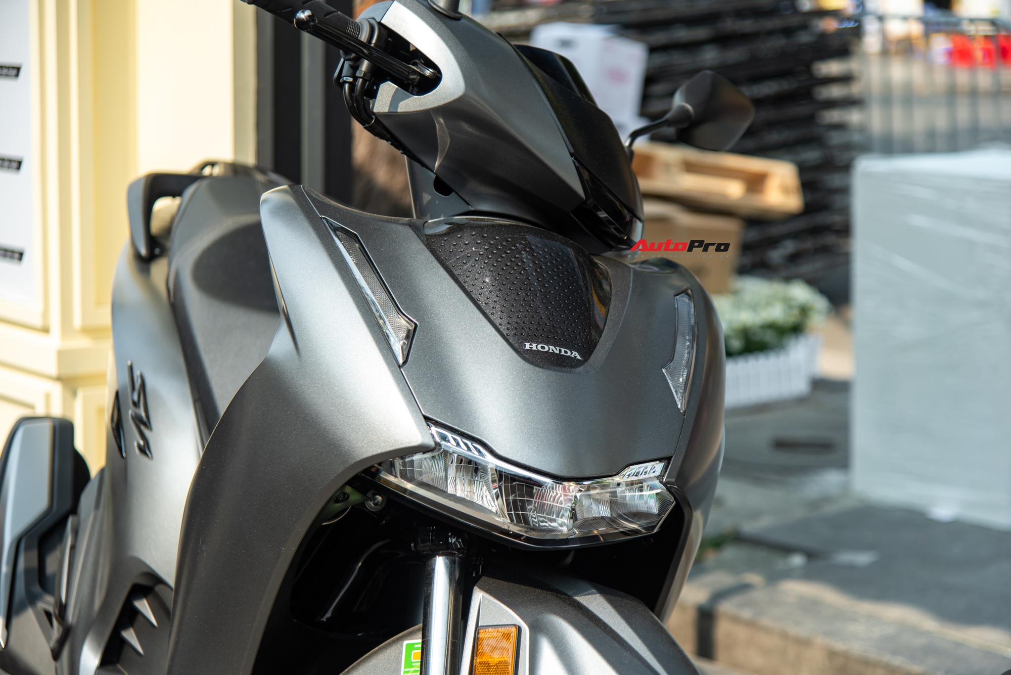 Ảnh thực tế Honda SH 350i 2025 giá gần 153 triệu đồng: Thiết kế tinh ...