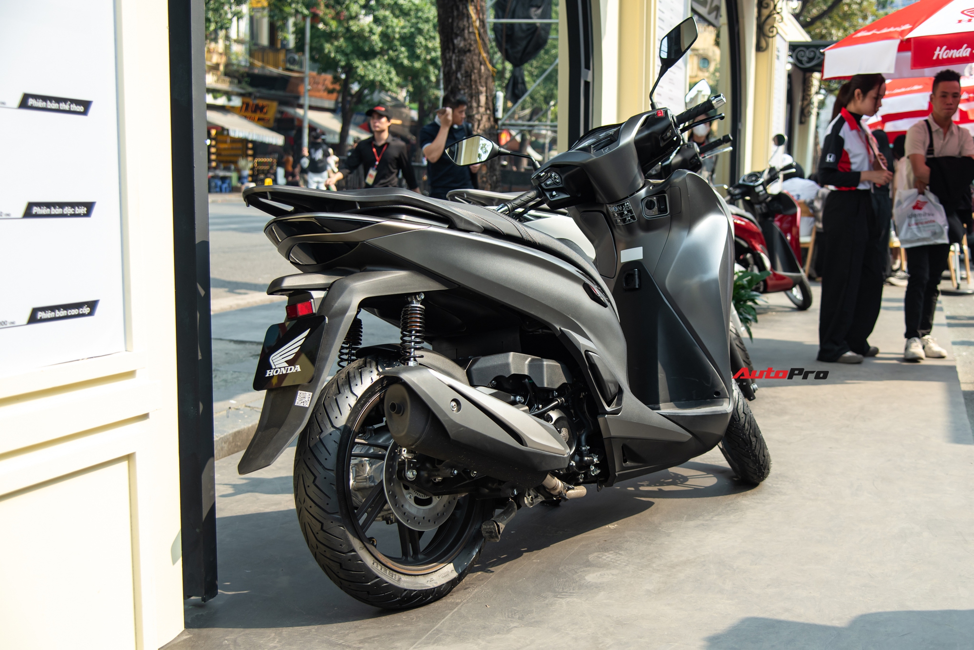 Ảnh thực tế Honda SH 350i 2025 giá gần 153 triệu đồng: Thiết kế tinh ...