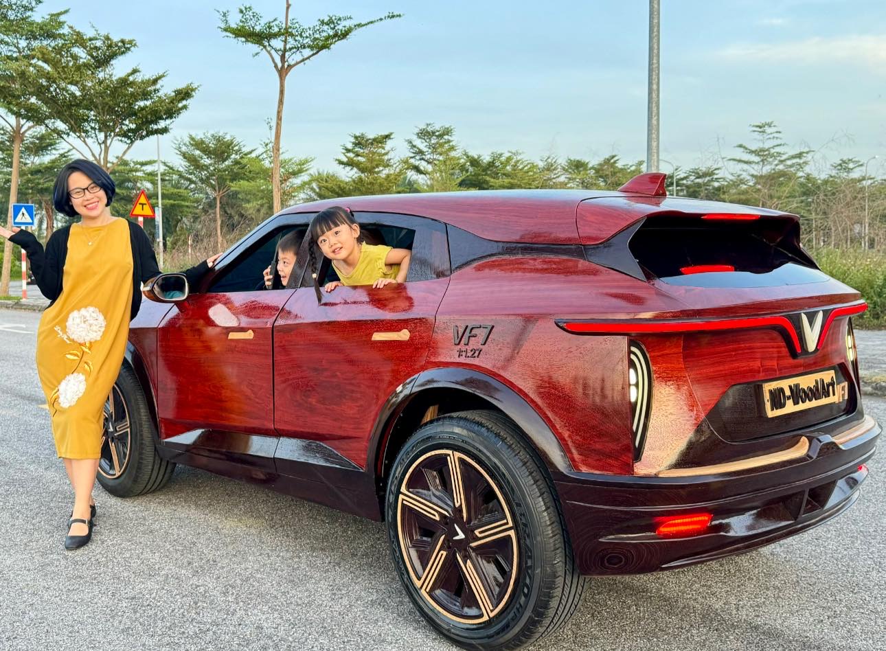 Thợ Việt làm xe bus mini bằng gỗ để chở... chó: Thiết kế giống Tesla ...