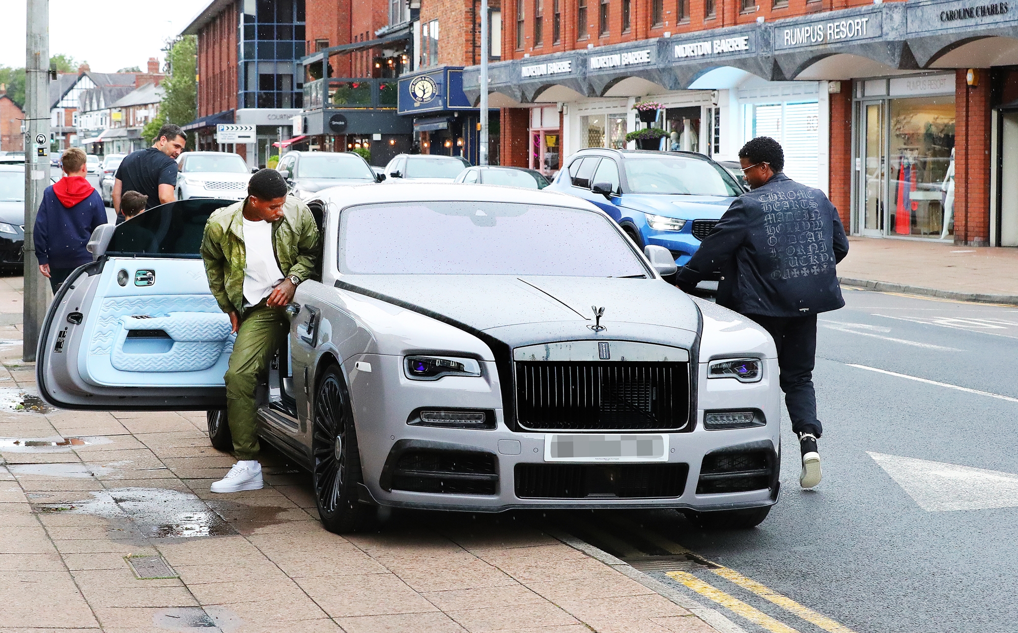 Bỏ gần 6 tỷ mua Rolls-Royce của người nổi tiếng, chủ mới tá hoả vì xe ...