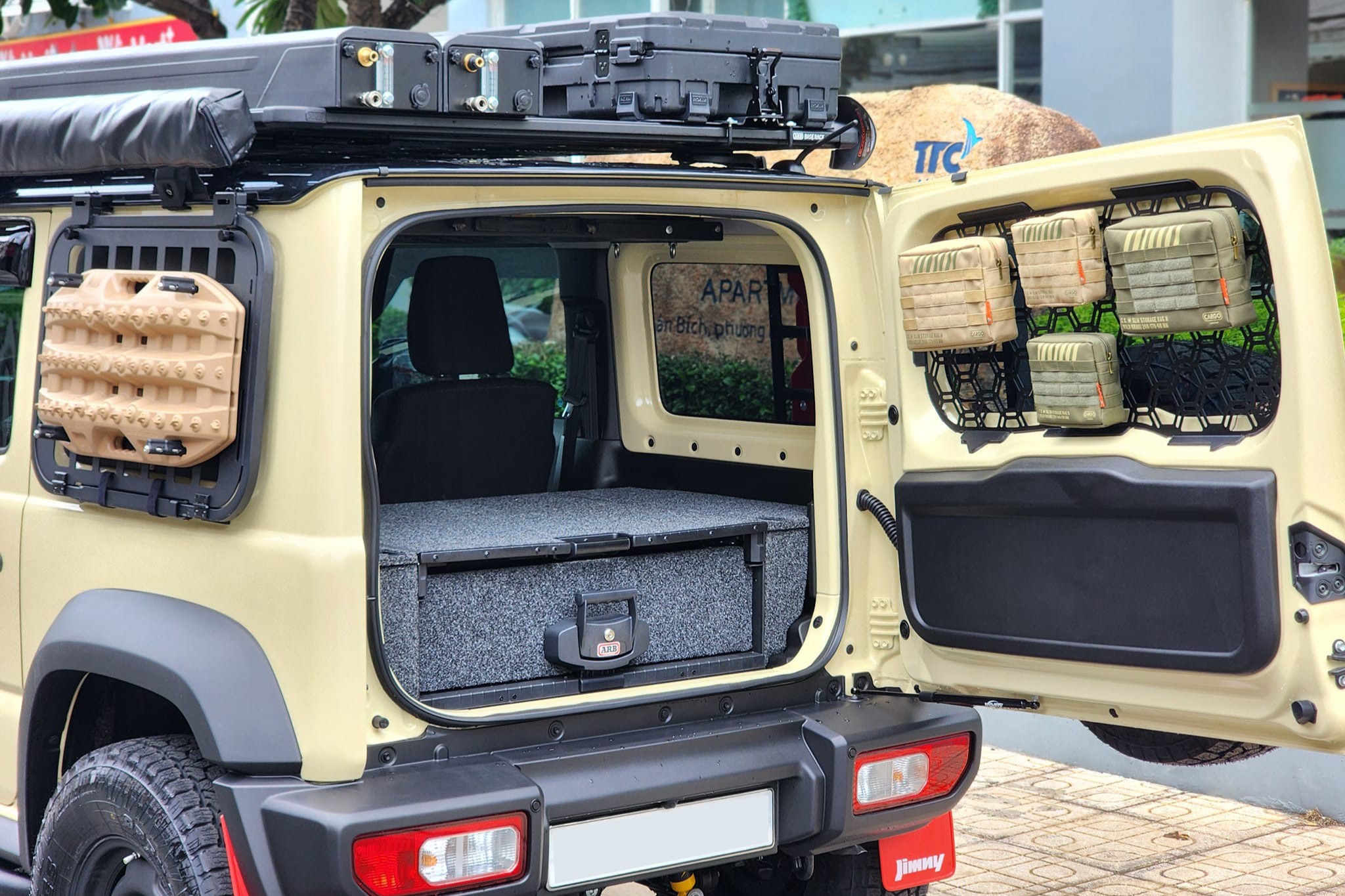 Dân chơi camping TP. HCM độ Suzuki Jimny hết gần 800 triệu đồng