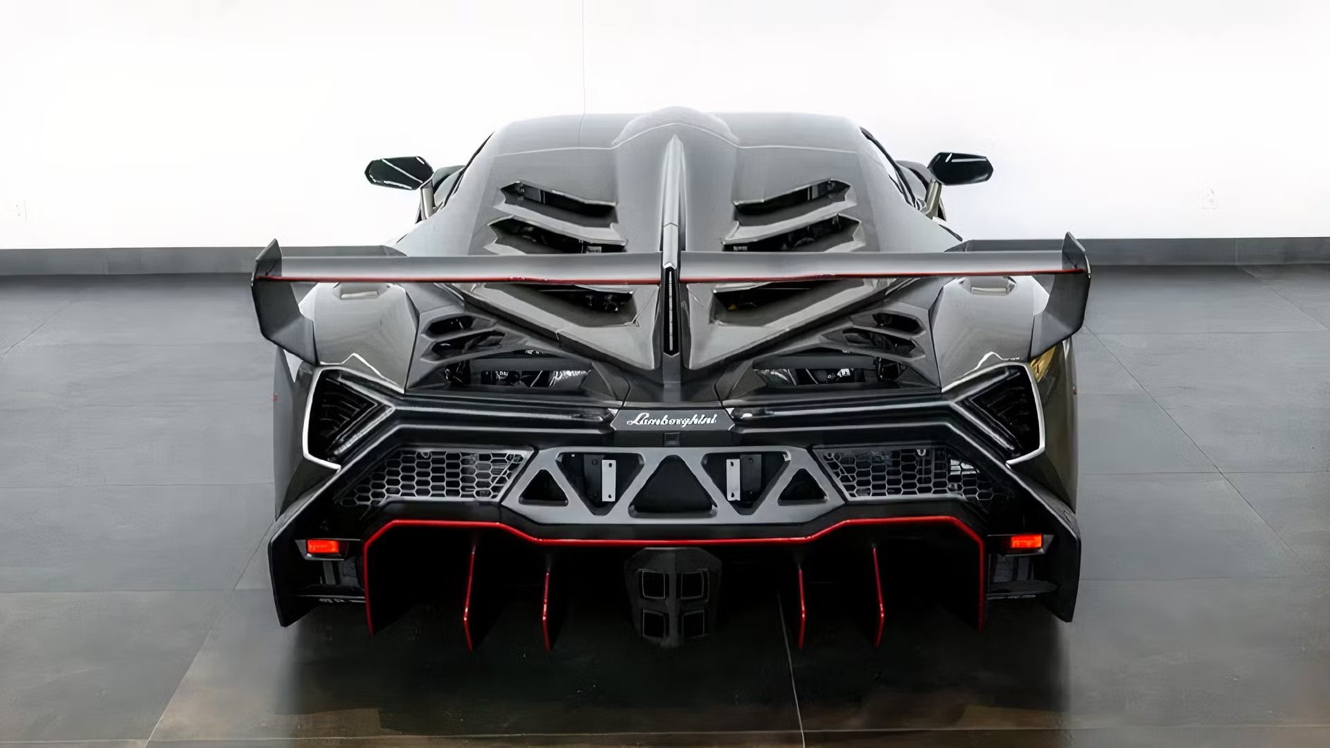 Chơi siêu xe lãi khủng là có thật: Chiếc Lamborghini cũ được bán lại ...