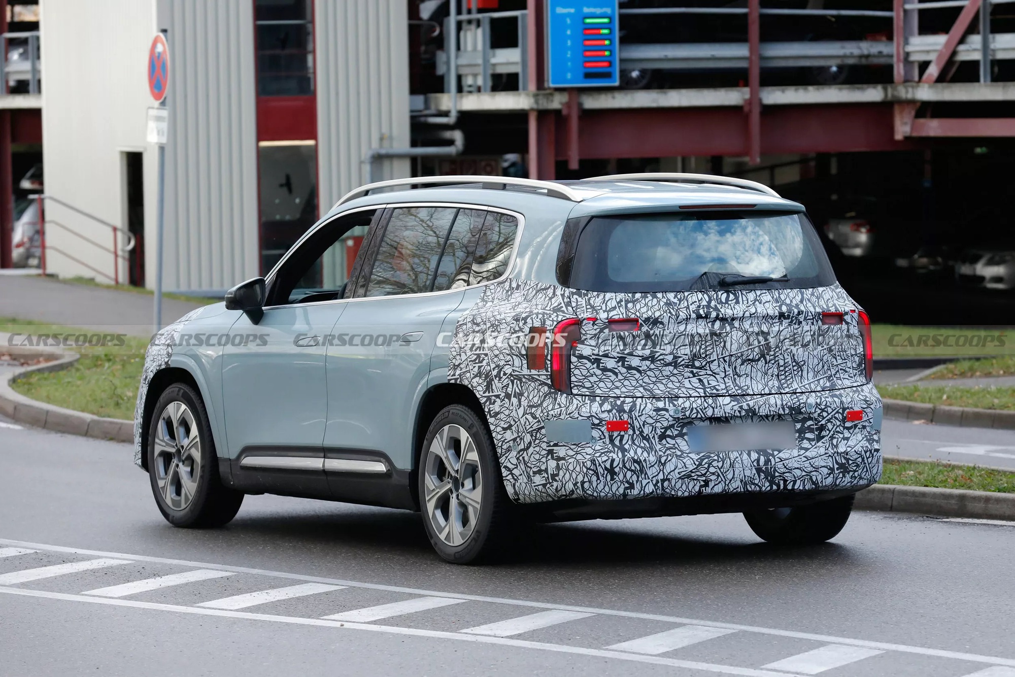 Mercedes-Benz GLB đời mới lộ diện ngoại thất rõ nét hơn: Tay nắm cửa ẩn, đèn trước như GLC, đuôi ...