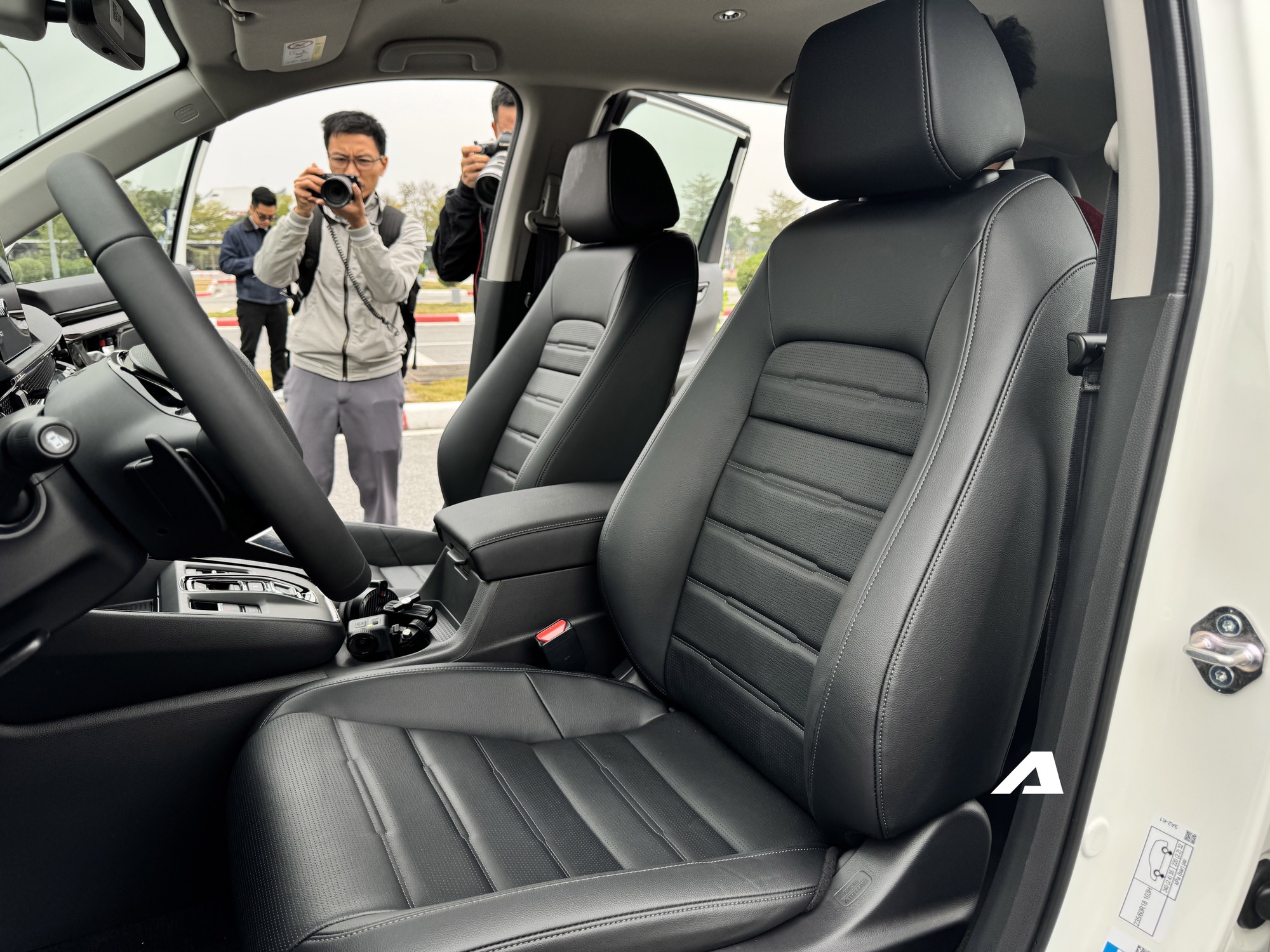 Chi tiết Honda CR-V e:HEV L tại Việt Nam: Có cần số nút bấm và 12 loa ...