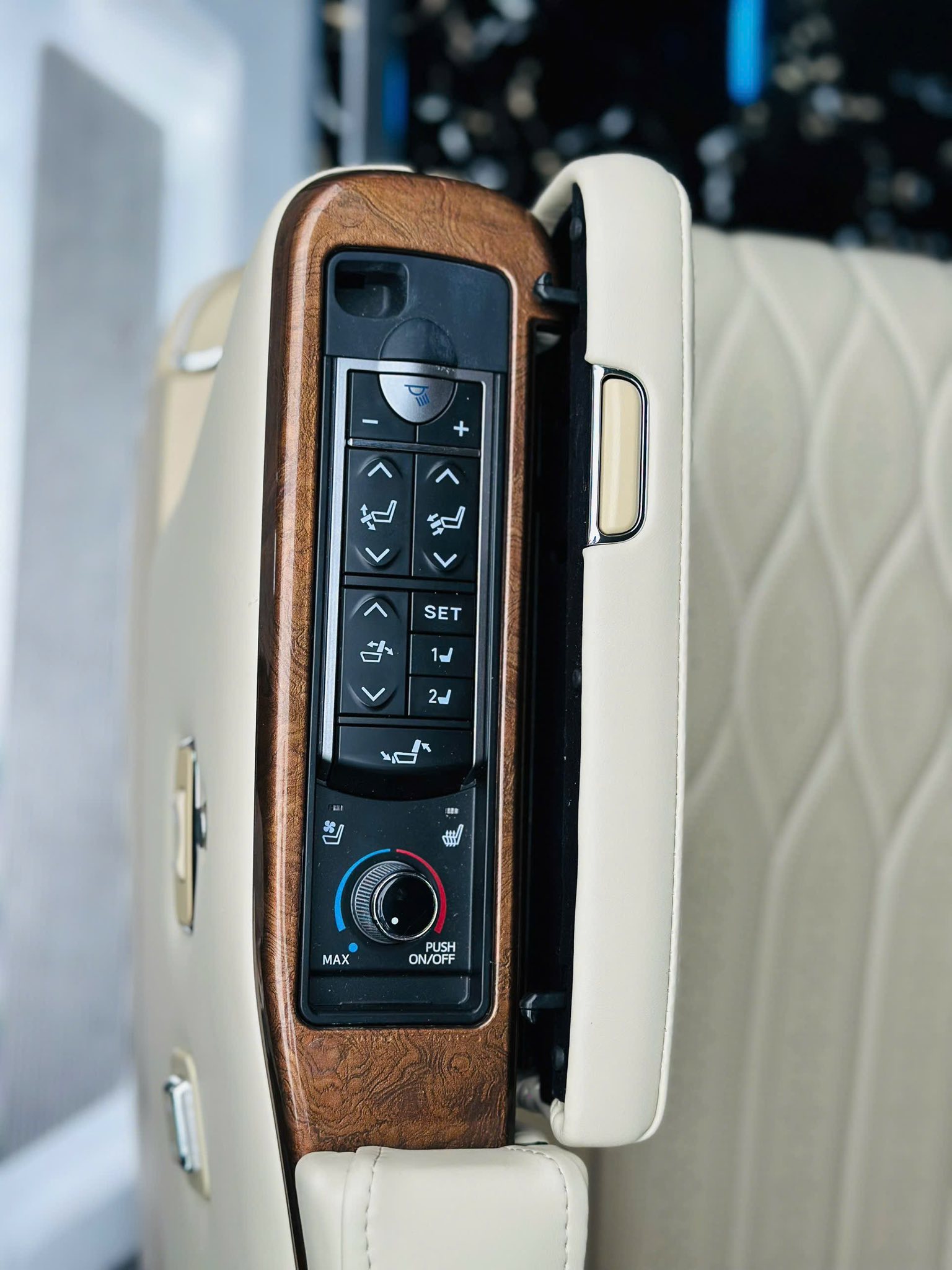 Bỏ 900 triệu đồng mua chiếc Mercedes-Benz này, người ngoài tưởng đi xe ...