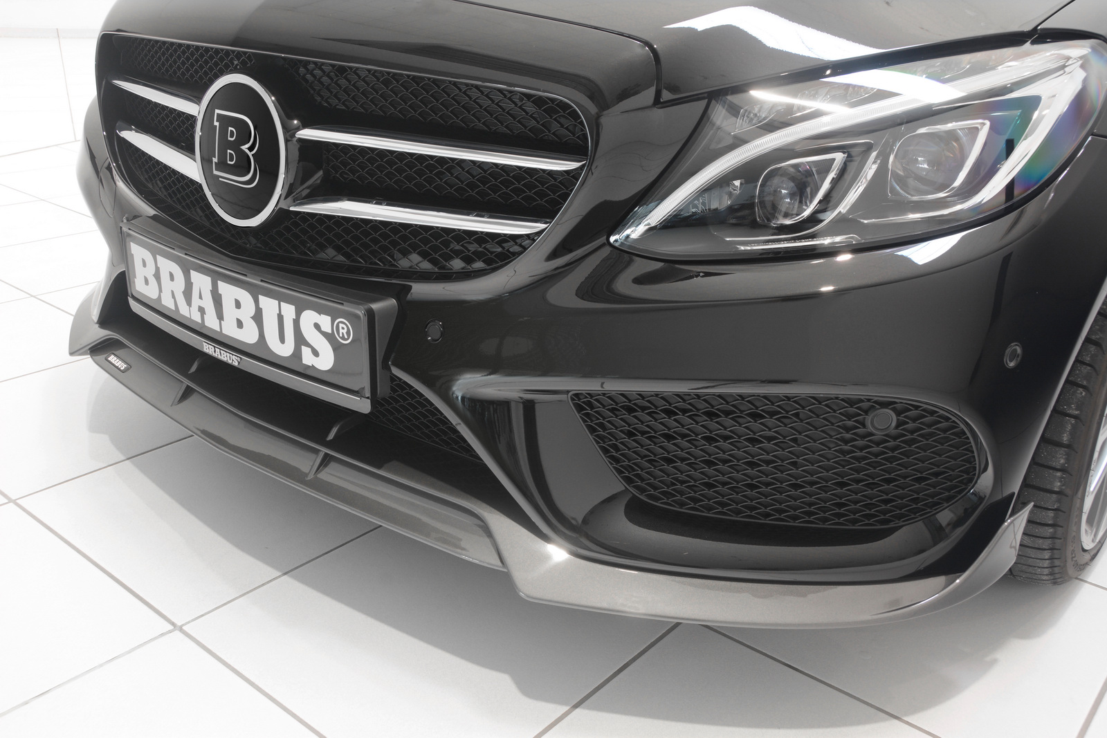 Mercedes-Benz C-Class mạnh hơn, thể thao hơn với gói độ của Brabus
