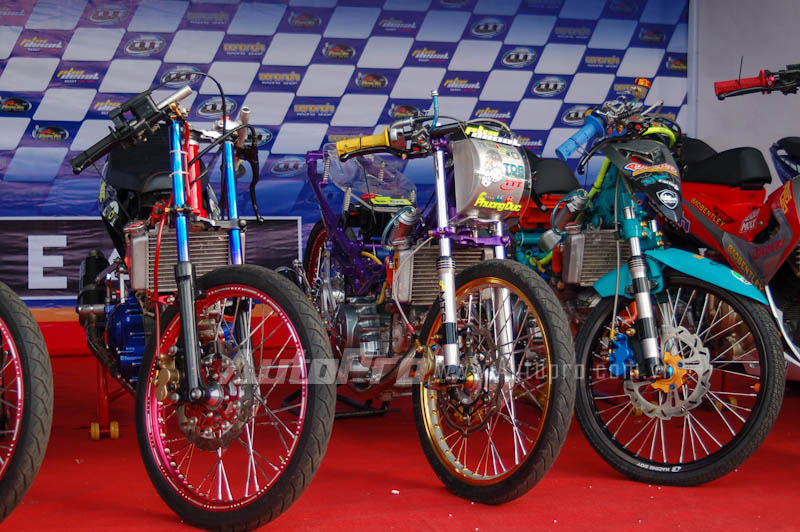 Xe máy độ theo phong cách Drag Bike thu hút giới trẻ Việt