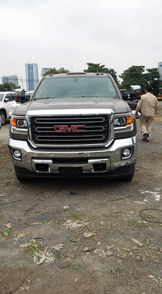 Cận cảnh xe bán tải “khủng long” 6 bánh GMC Sierra tại Việt Nam