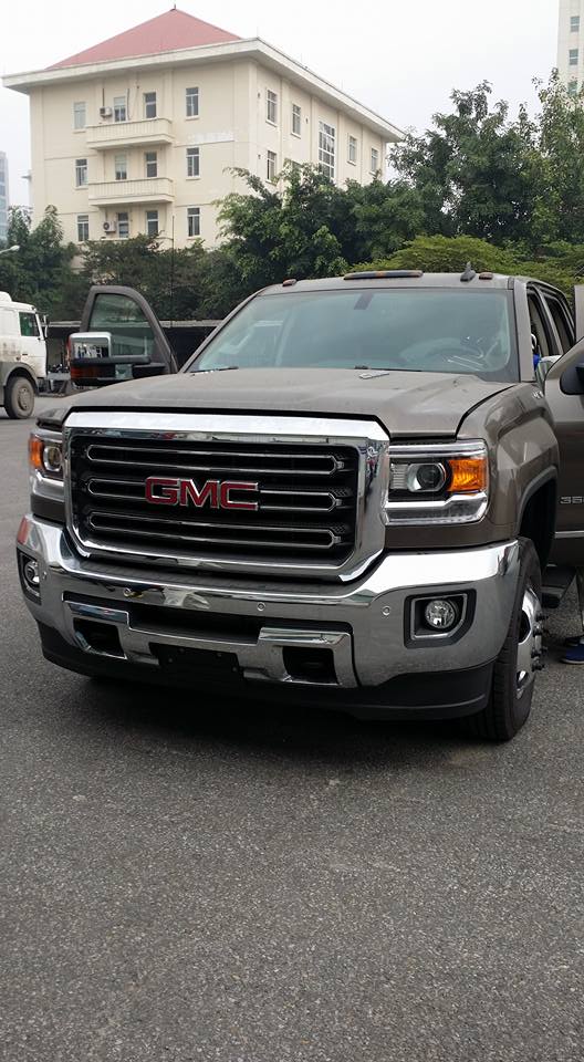 Cận cảnh xe bán tải “khủng long” 6 bánh GMC Sierra tại Việt Nam