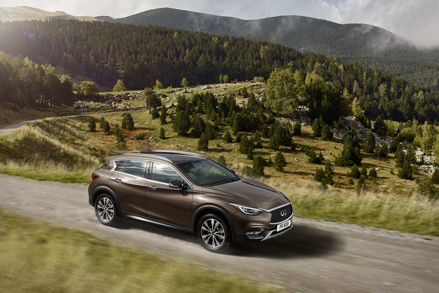 Infiniti QX30 - Phiên bản "thay mác" của Mercedes-Benz GLA