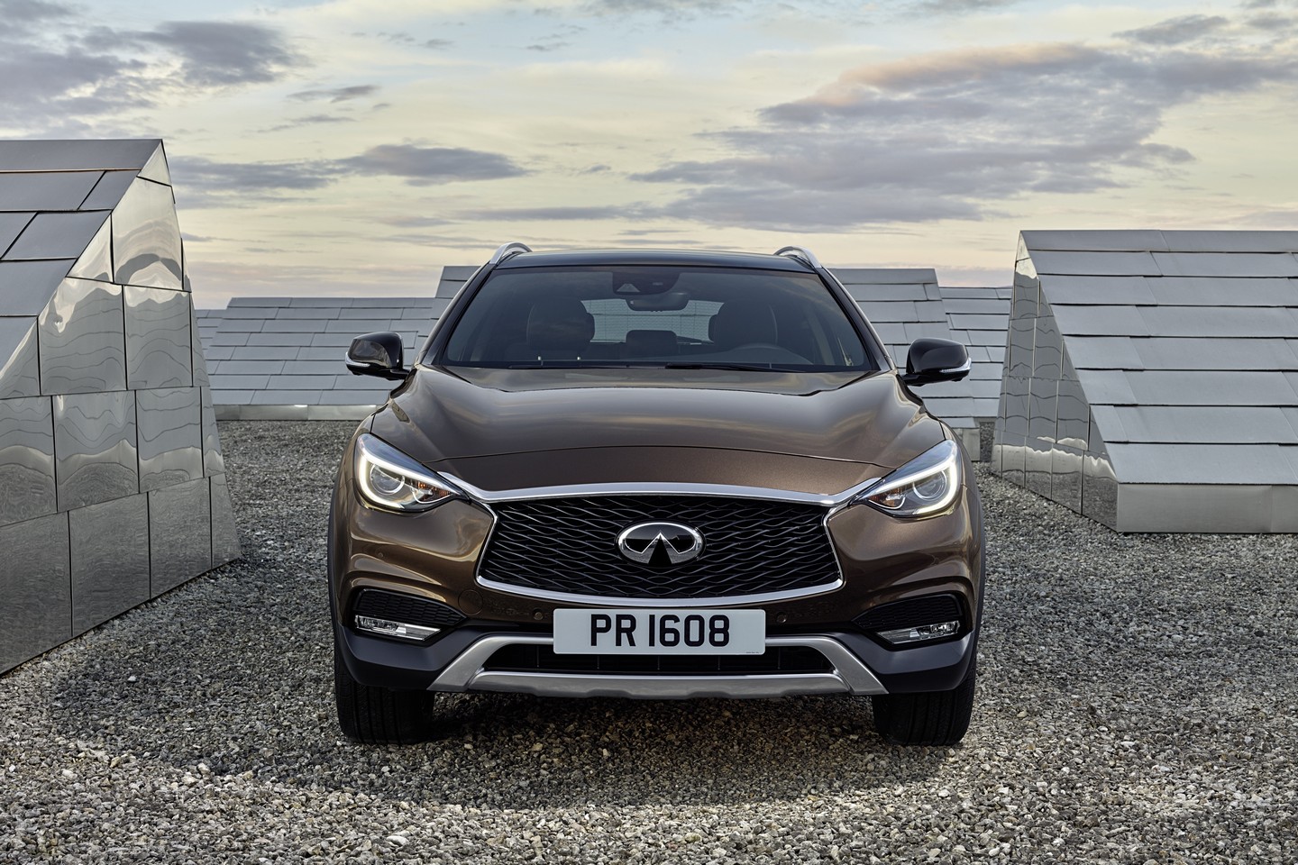 Infiniti QX30 - Phiên bản "thay mác" của Mercedes-Benz GLA