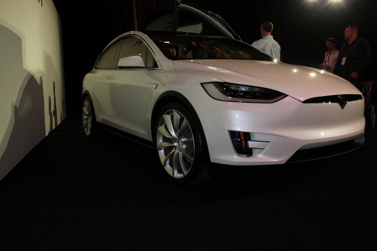 Tesla Model X: Cực tiện dụng trong những bãi đỗ xe chật hẹp