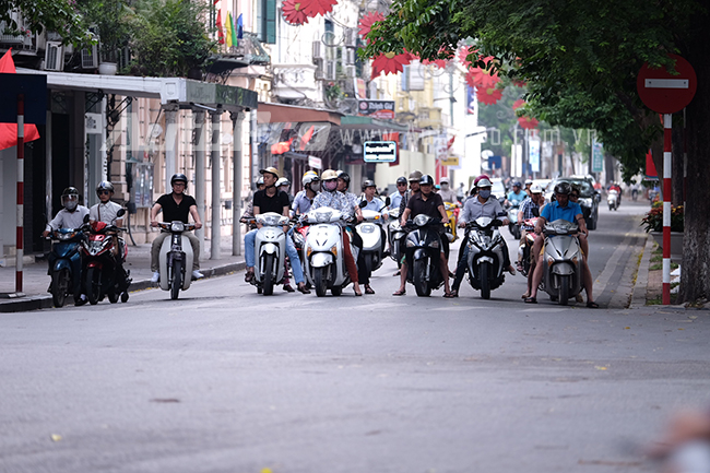 Ngắm nhìn Hà Nội vắng vẻ ngày đầu kỳ nghỉ lễ 30/4-1/5