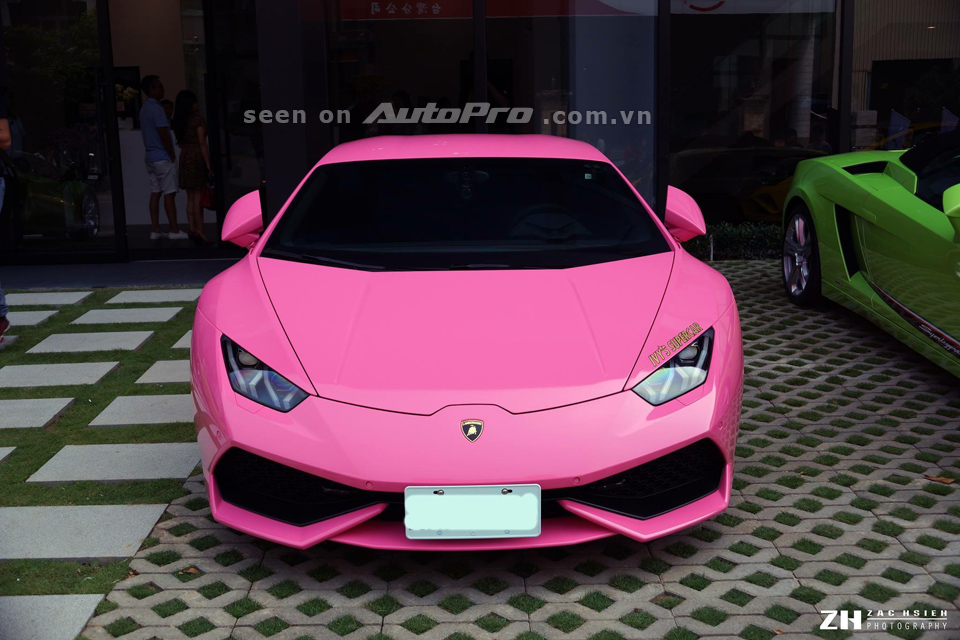 Lamborghini Huracan màu hồng Hello Kitty lăn bánh trên đường phố