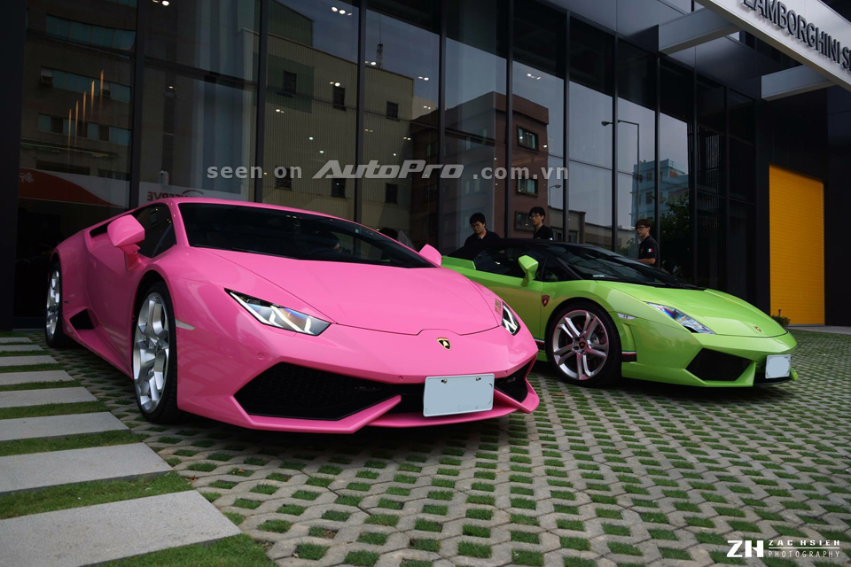Lamborghini Huracan màu hồng Hello Kitty lăn bánh trên đường phố