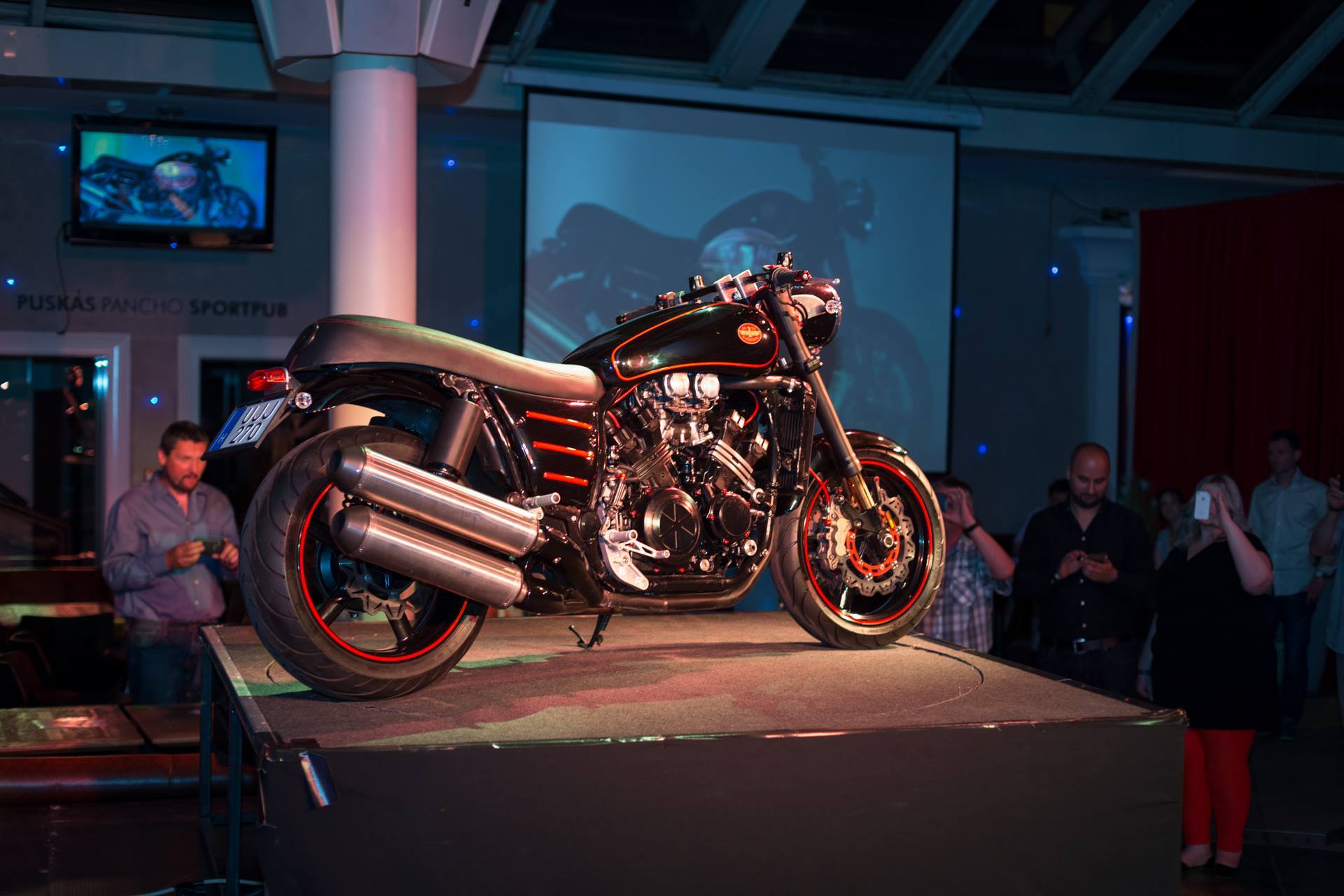 Nét cổ điển đậm chất Hungary của một phiên bản Yamaha VMAX