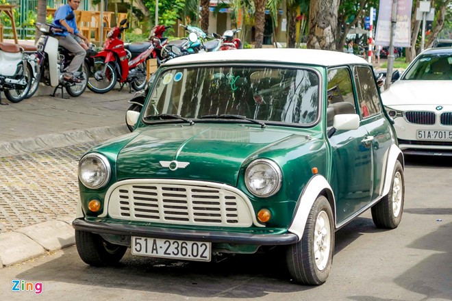 Xe của Phạm Xuân Ẩn cùng dàn xế cổ ở Sài Gòn