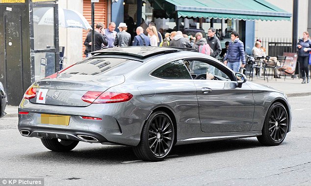 Quý tử nhà David Beckham lại học lái bằng xe sang Mercedes-Benz