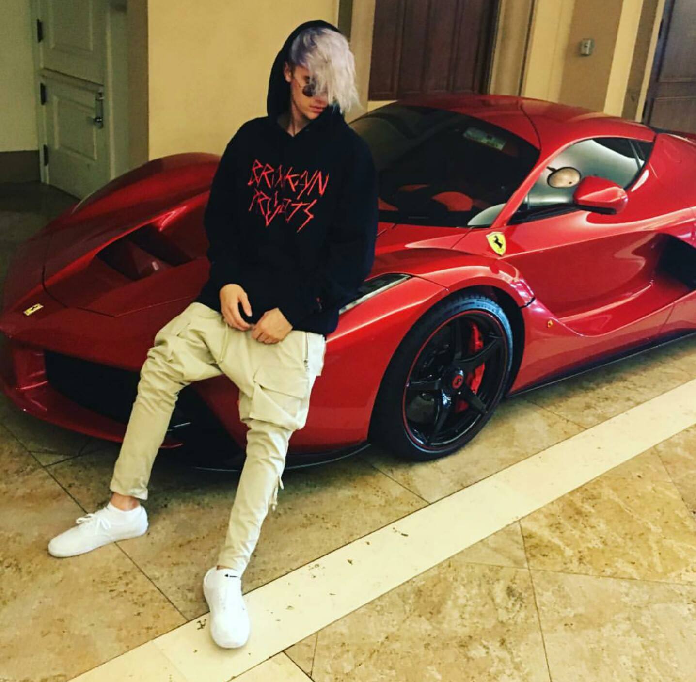 Lewis Hamilton lái siêu xe Ferrari LaFerrari chở Justin Bieber