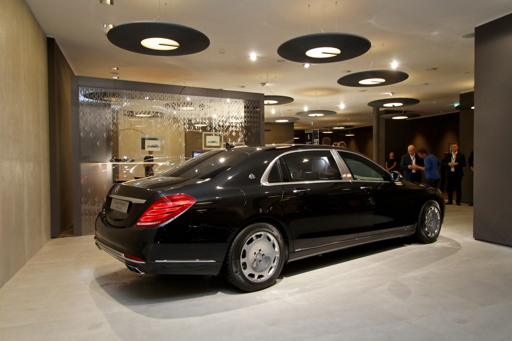 Cận cảnh "pháo đài thép" Mercedes-Maybach S600 Guard ngoài đời thực