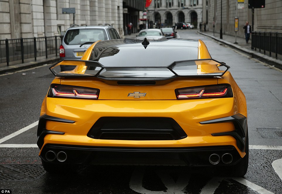 Bắt gặp dàn siêu xe "khủng" tham gia "Transformers 5" trên đường phố