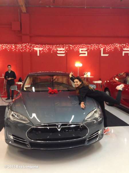 "Bà nội trợ kiểu Mỹ" Eva Longoria vui mừng ôm chiếc Tesla Model X mới mua