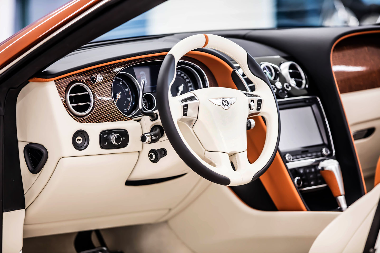 Khám phá đại lý Bentley lớn nhất thế giới