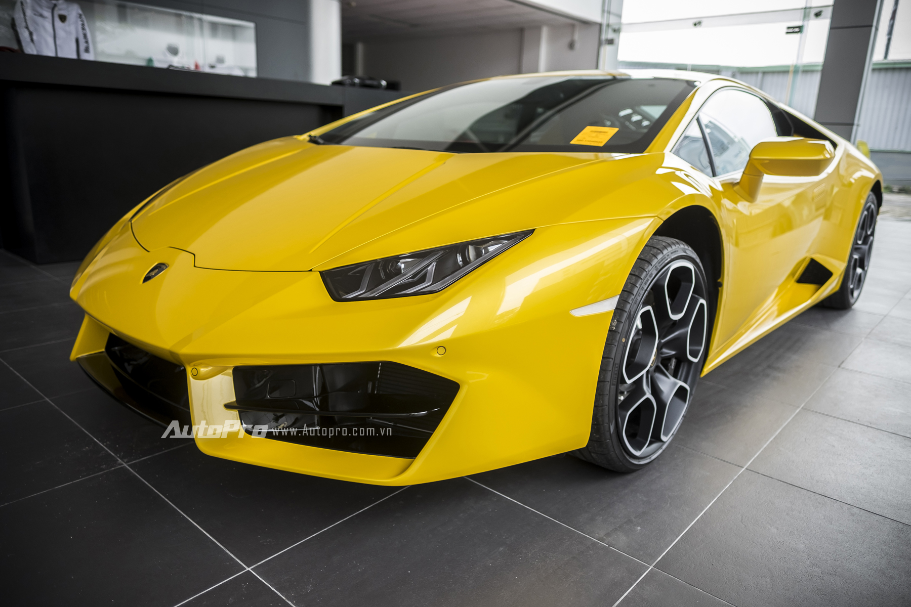 Cận cảnh Lamborghini Huracan LP580-2 thứ hai chuẩn bị cho VIMS 2016