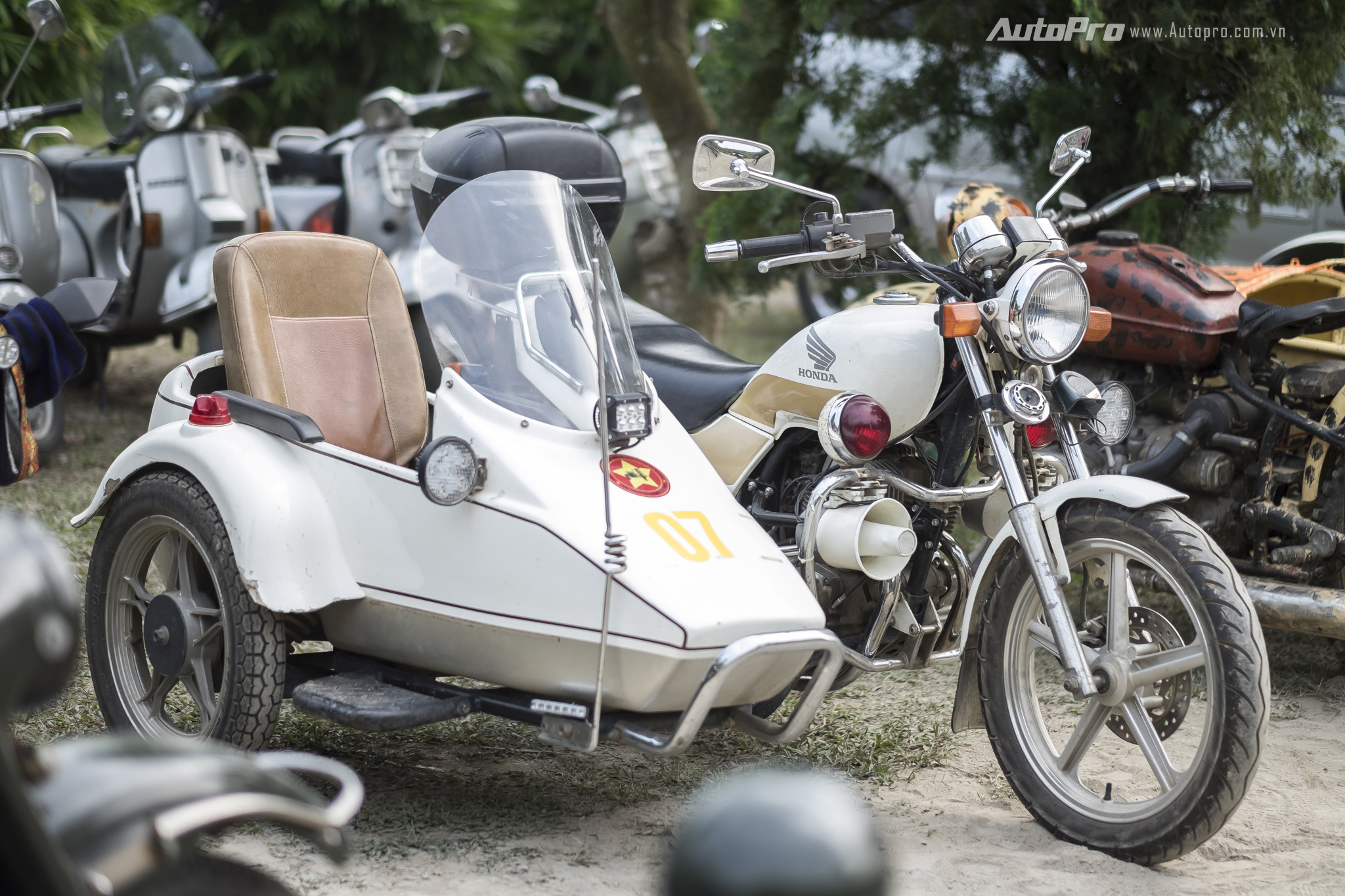 Tân cổ giao duyên với sidecar, Vespa và Sportbike