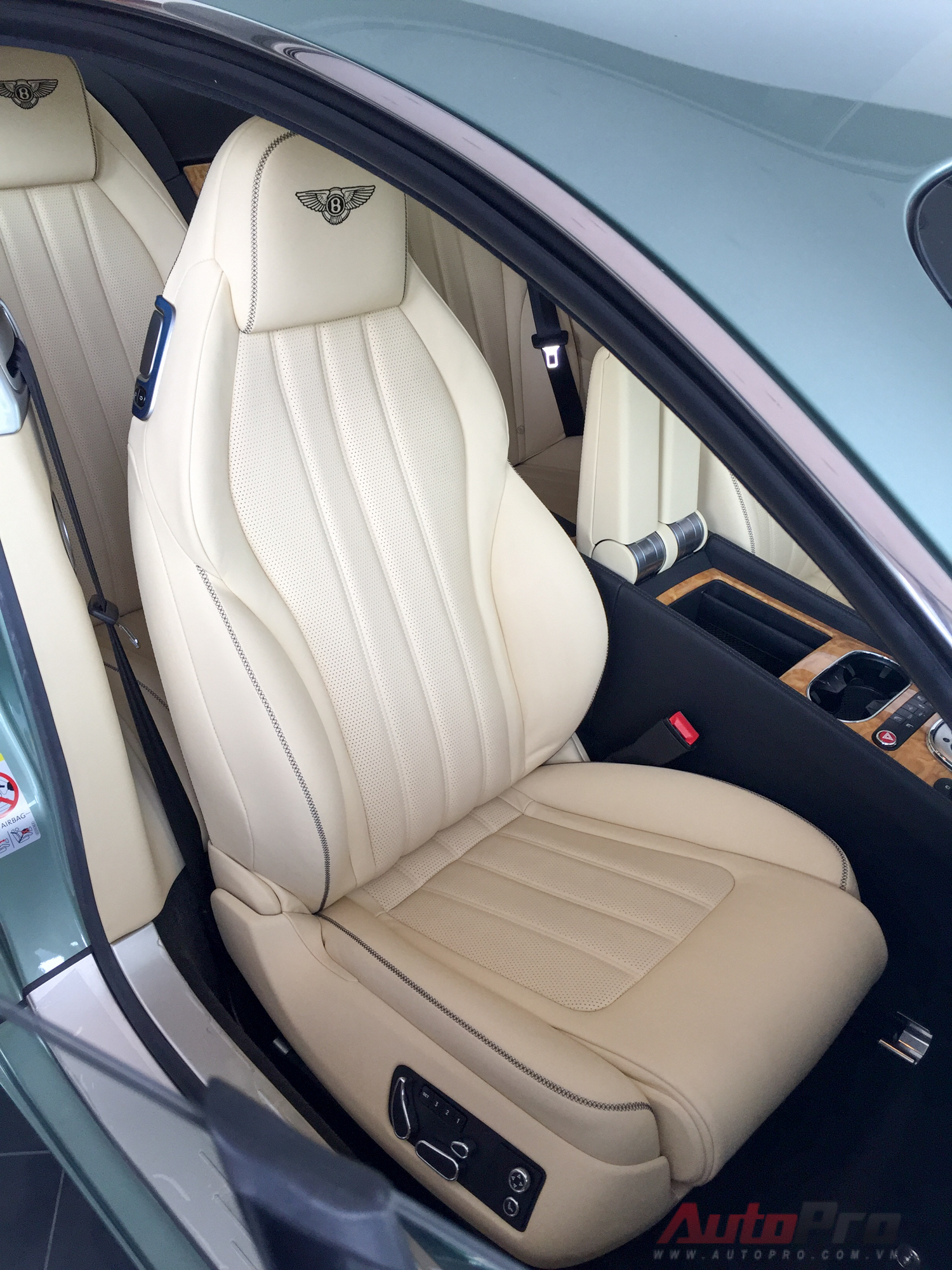 Khám phá nội thất Bentley Continental GT V8 độc nhất Việt Nam