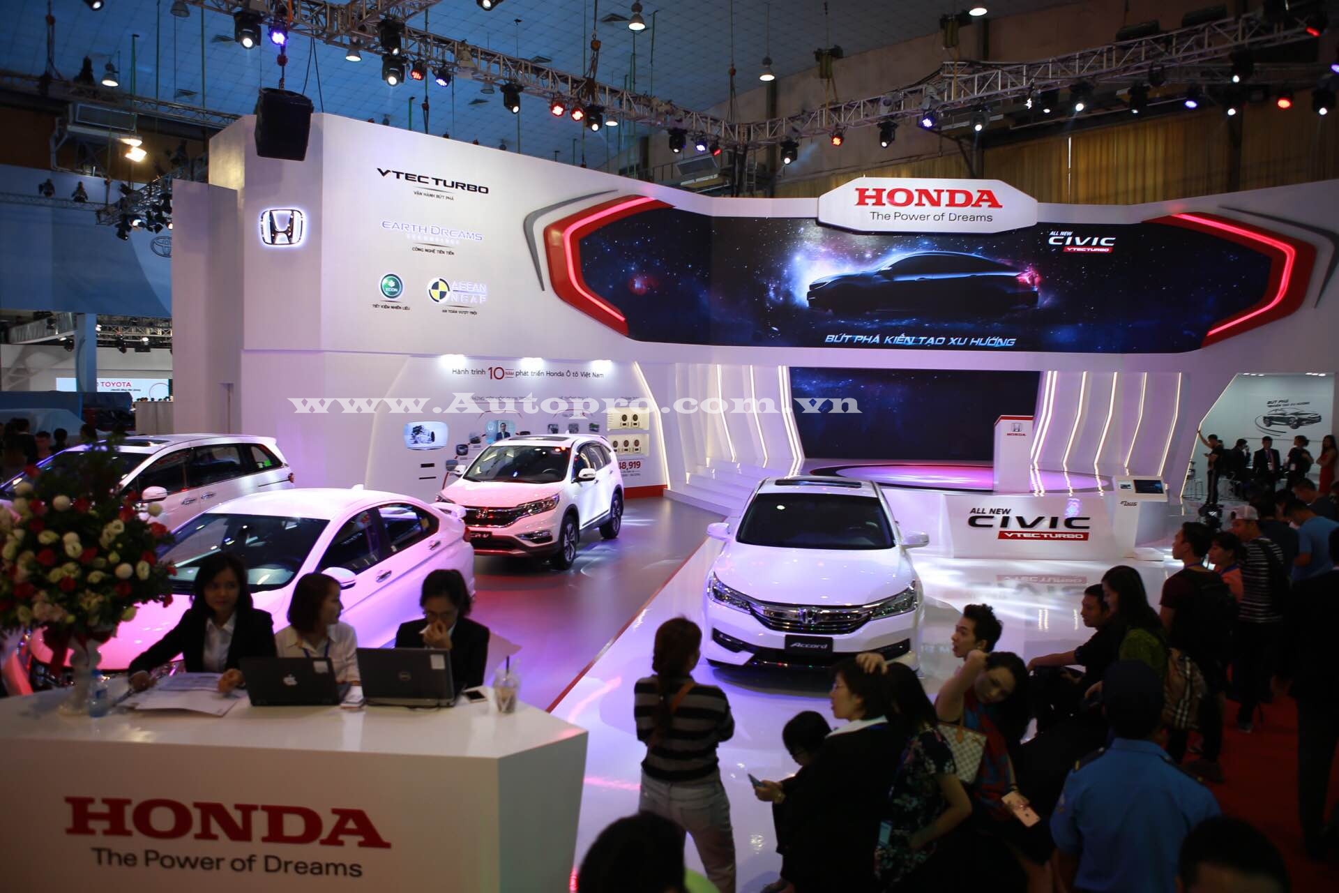 Honda Civic 2016 tỏa sáng ở gian hàng Honda tại VMS 2016