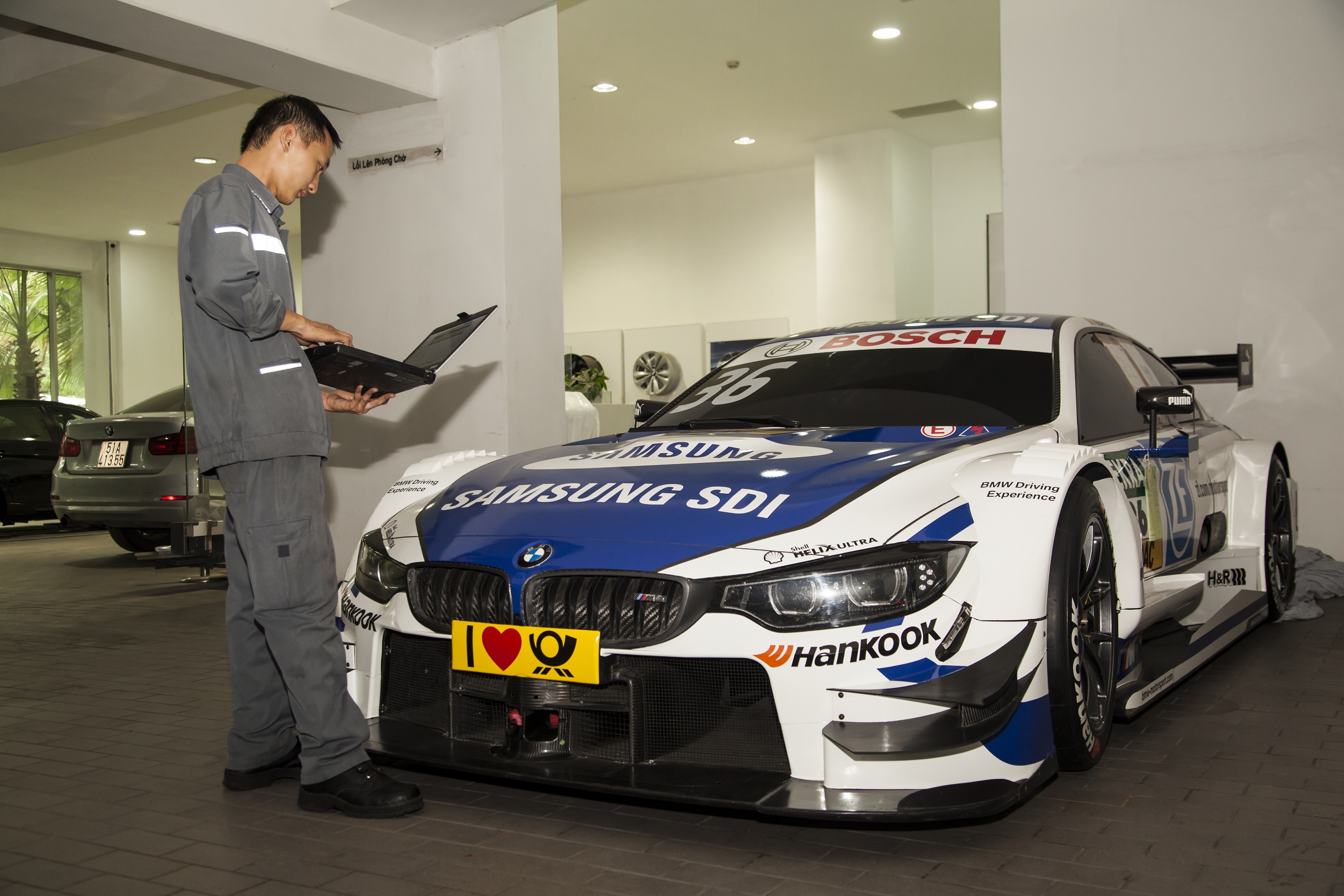 Cận cảnh xe đua BMW M4 DTM sẽ xuất hiện tại VIMS 2016