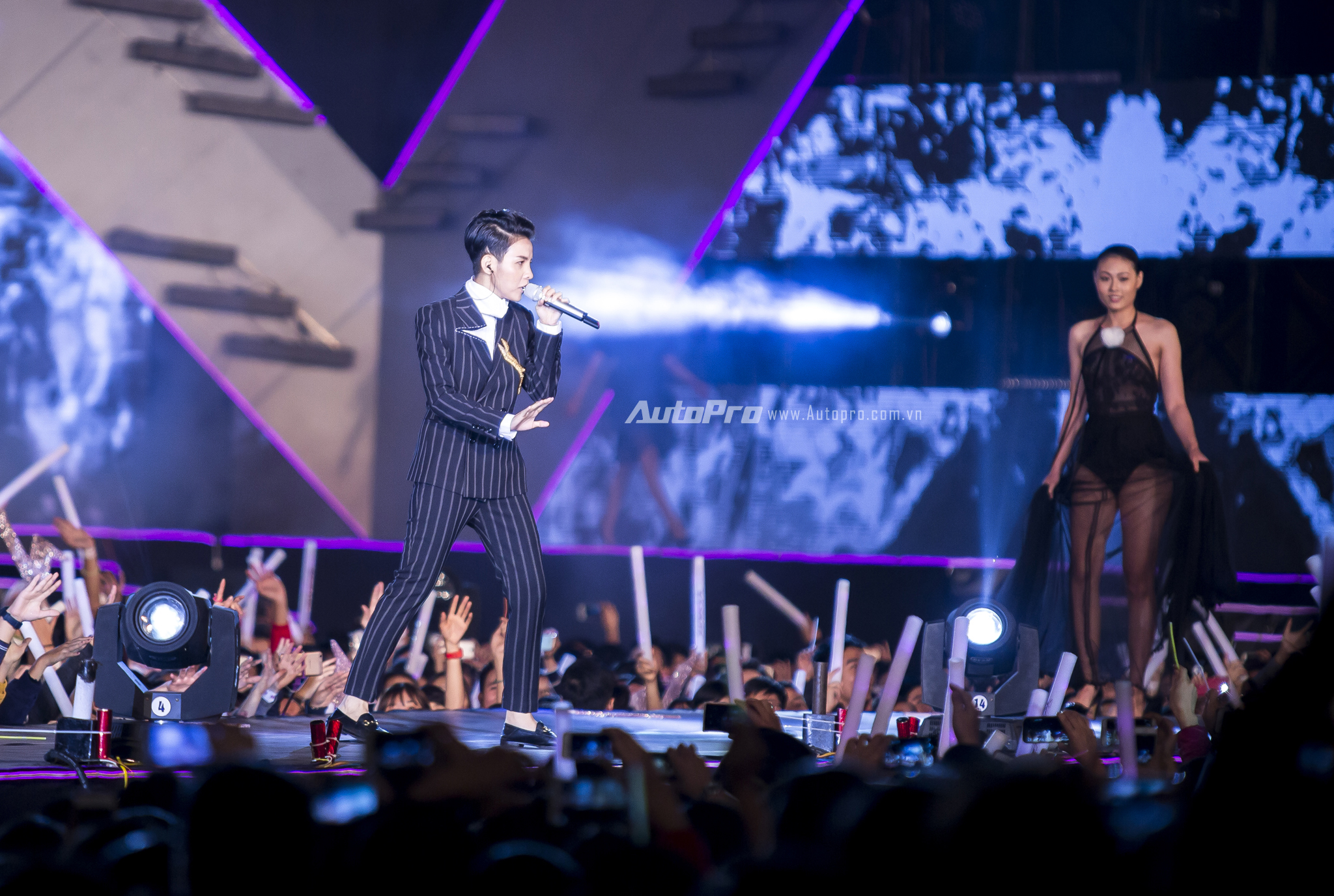 Tóc Tiên ngồi Honda Vision lên sân khấu