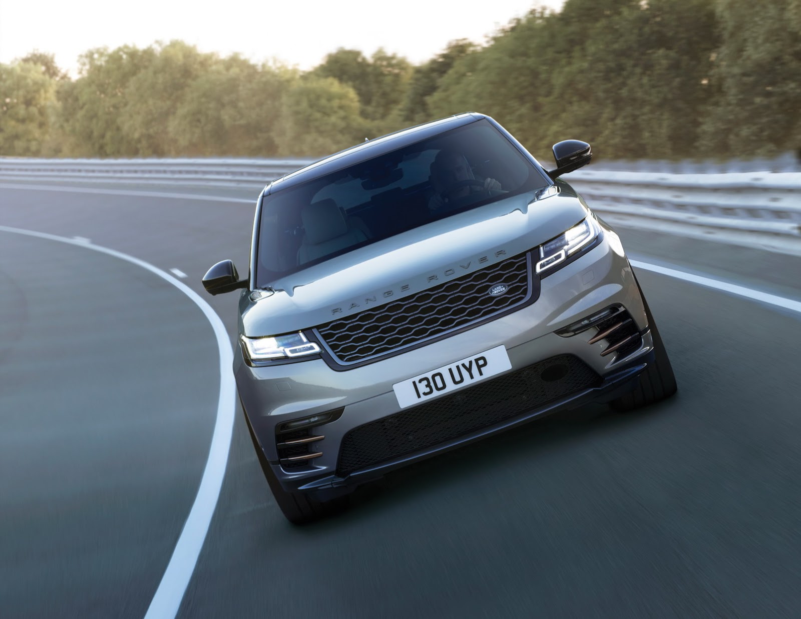 SUV hạng sang Range Rover Velar chính thức được vén màn, giá từ 50.895 USD