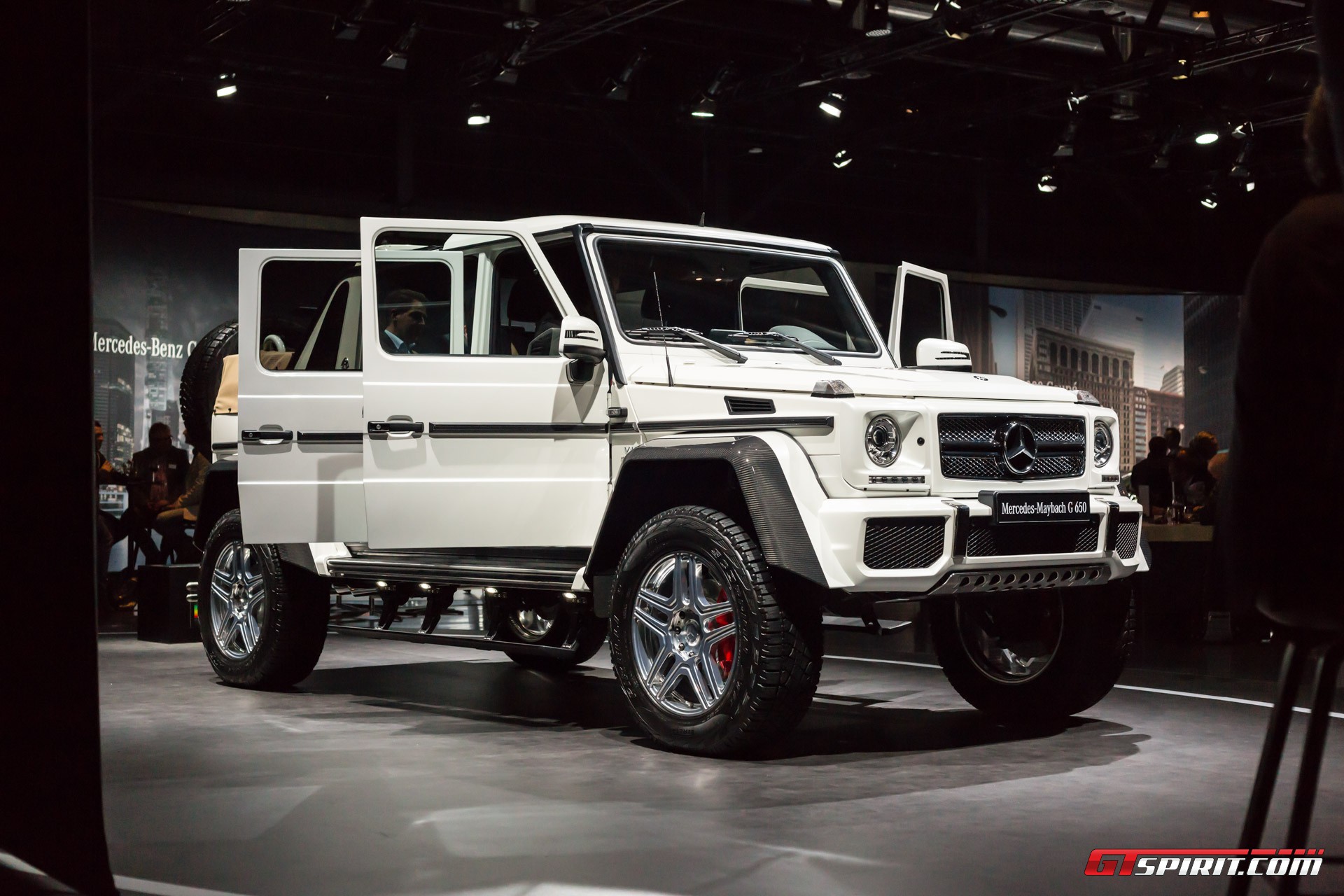 "Soi kỹ" SUV nhà giàu Mercedes-Maybach G650 Landaulet ngoài đời thực