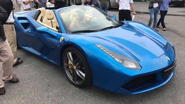 Ferrari 488 Spider màu xanh dương giống xe ở Việt Nam bị bỏ rơi giữa ...