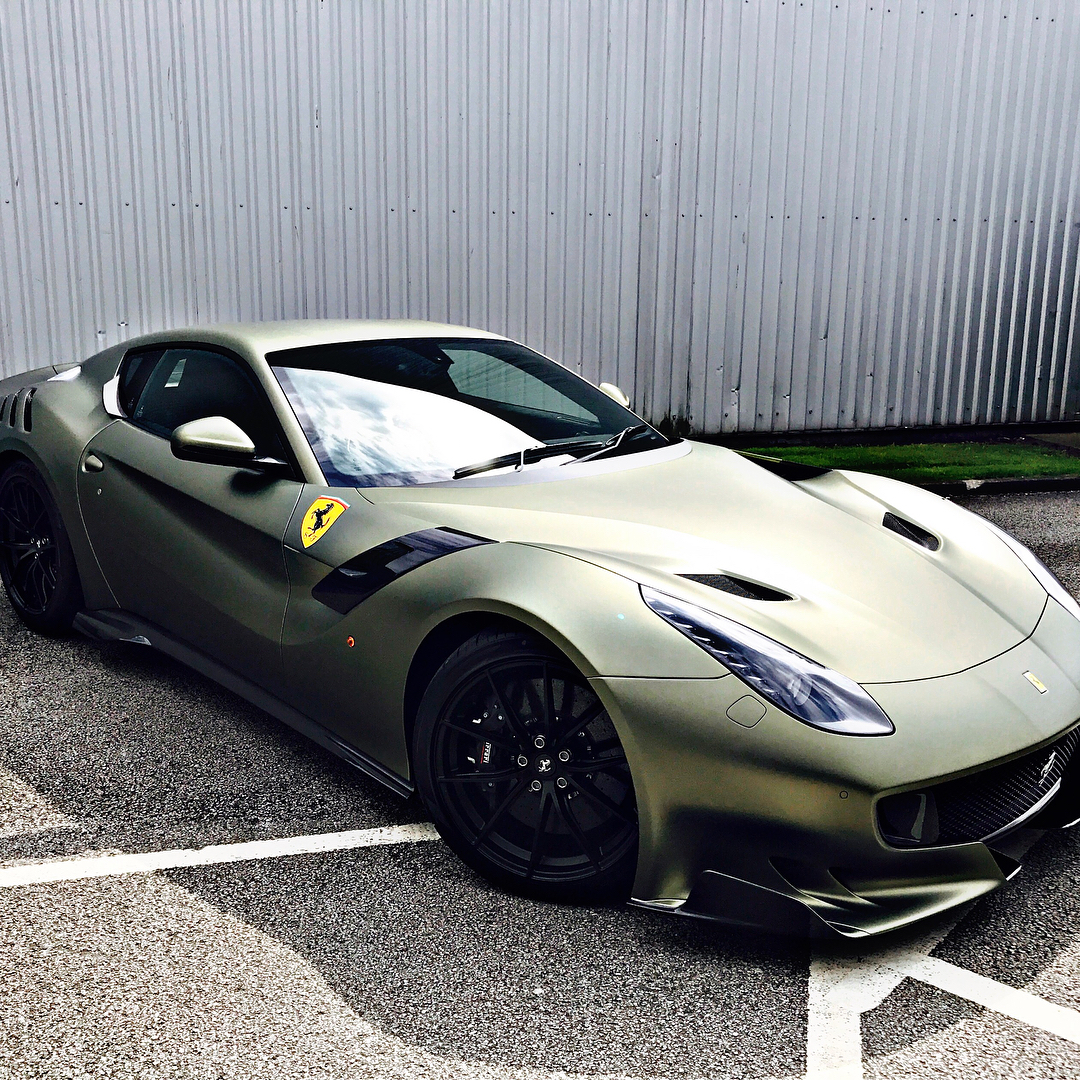 Làm quen với "quái vật" Ferrari F12tdf màu xanh lục nhám tuyệt đẹp