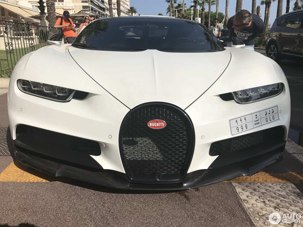 Hàng chục du khách vây quanh siêu xe Bugatti Chiron "Panda" của tay ...