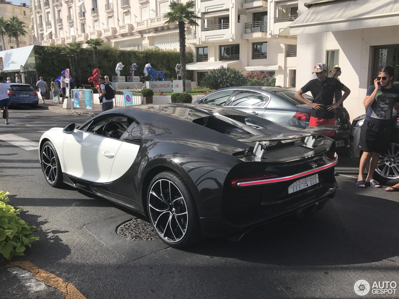 Hàng chục du khách vây quanh siêu xe Bugatti Chiron "Panda" của tay ...
