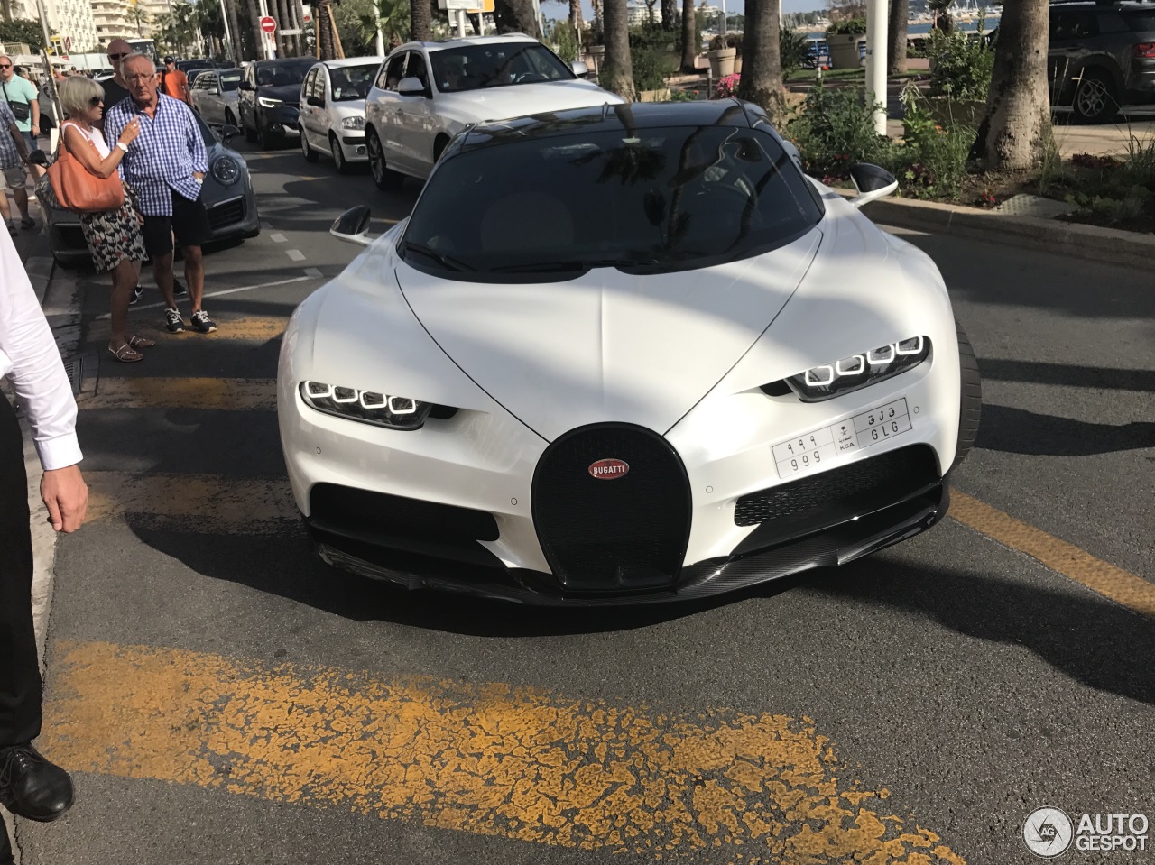 Hàng chục du khách vây quanh siêu xe Bugatti Chiron "Panda" của tay ...