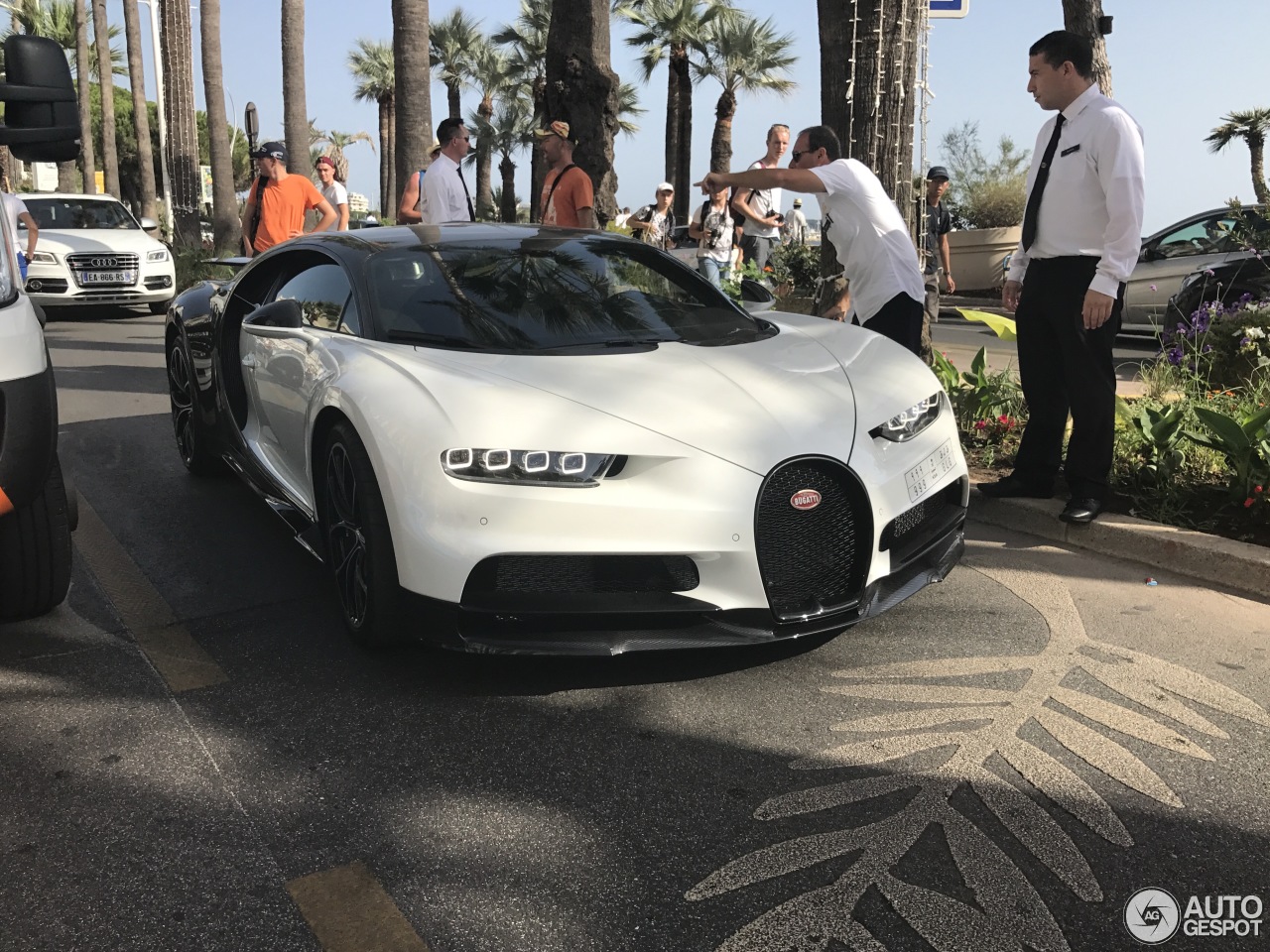 Hàng chục du khách vây quanh siêu xe Bugatti Chiron "Panda" của tay ...