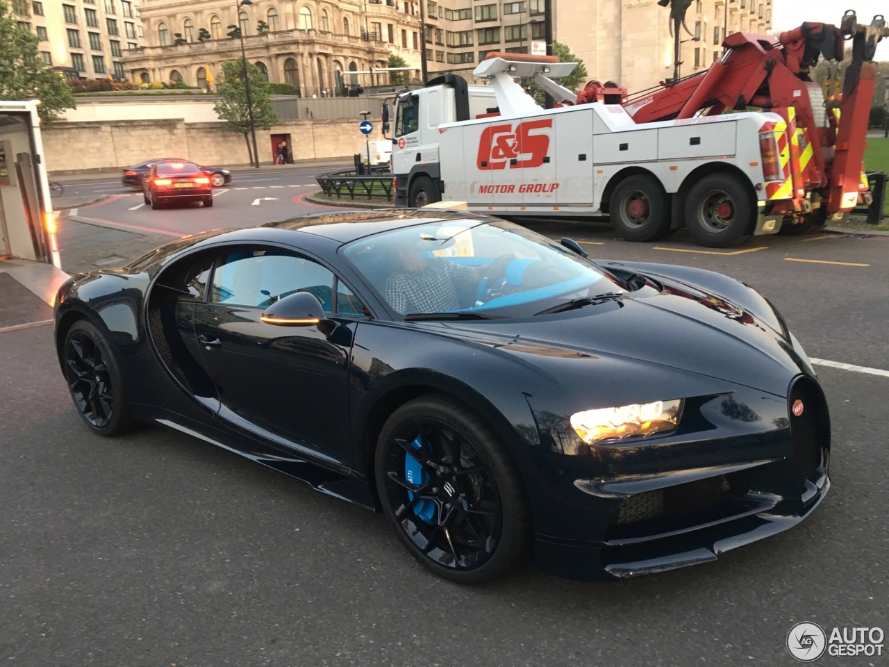 Vẻ đẹp của siêu xe 2,5 triệu USD, Bugatti Chiron đầu tiên tại Anh quốc