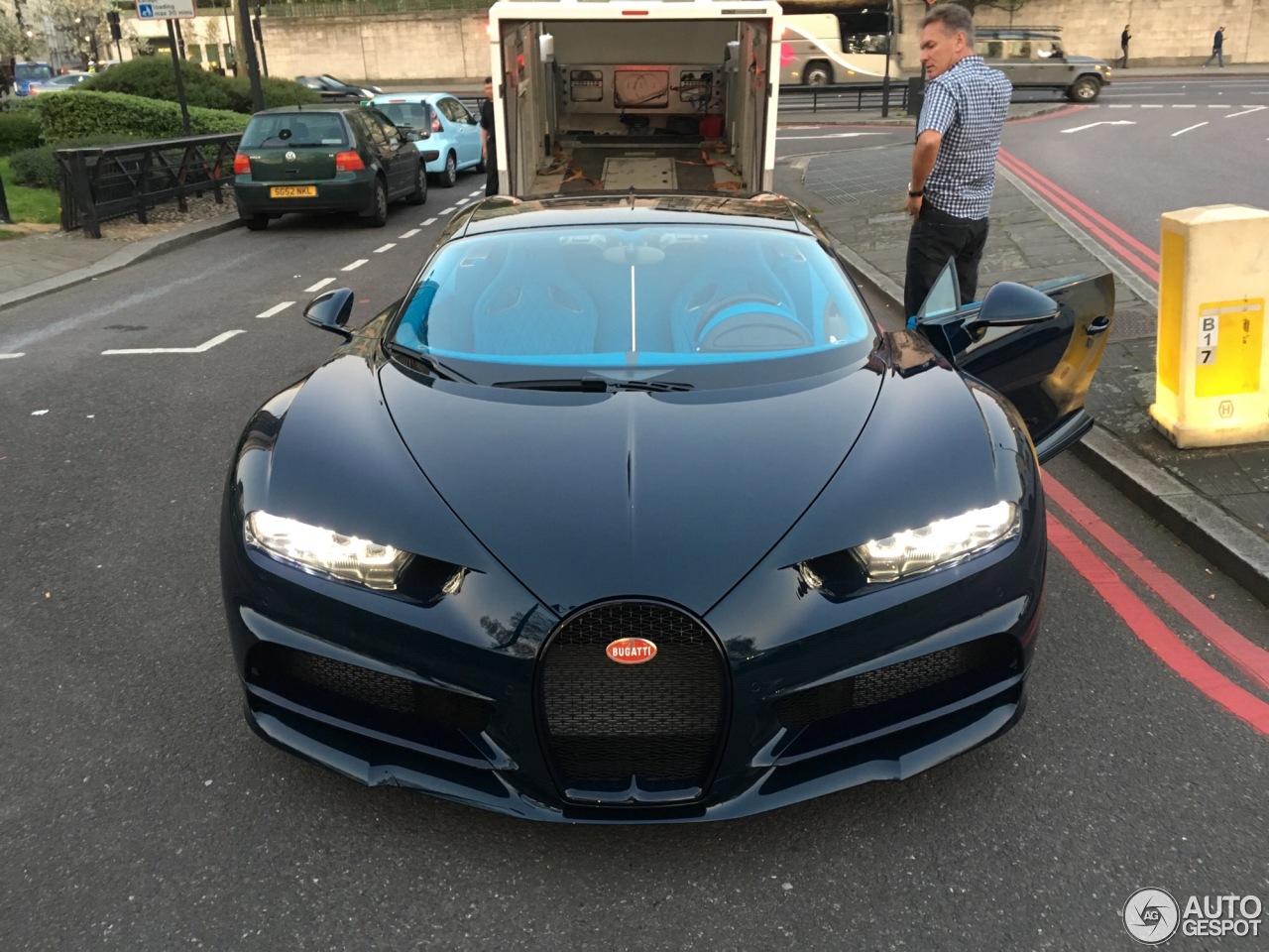 Vẻ đẹp của siêu xe 2,5 triệu USD, Bugatti Chiron đầu tiên tại Anh quốc