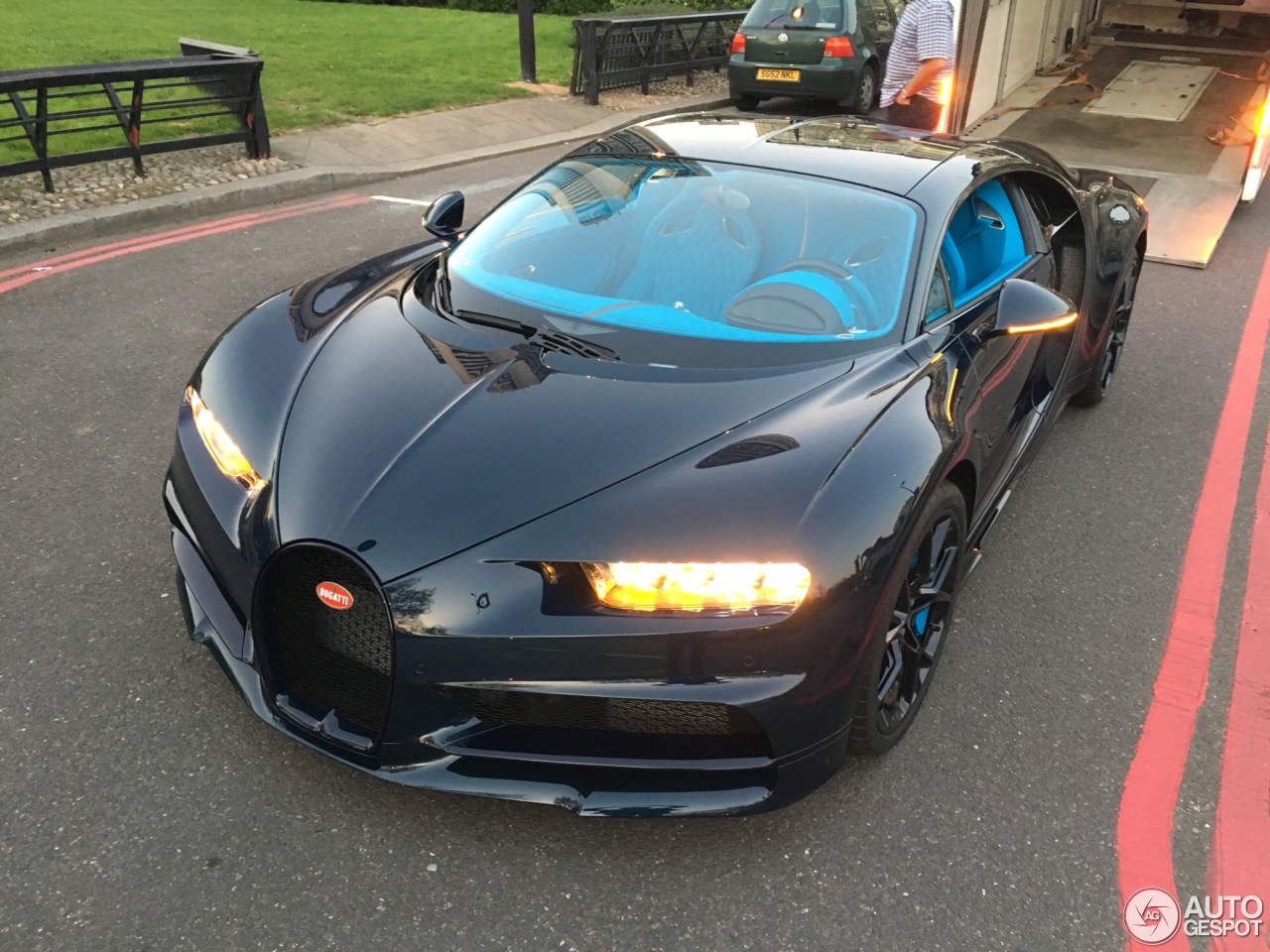 Vẻ đẹp của siêu xe 2,5 triệu USD, Bugatti Chiron đầu tiên tại Anh quốc