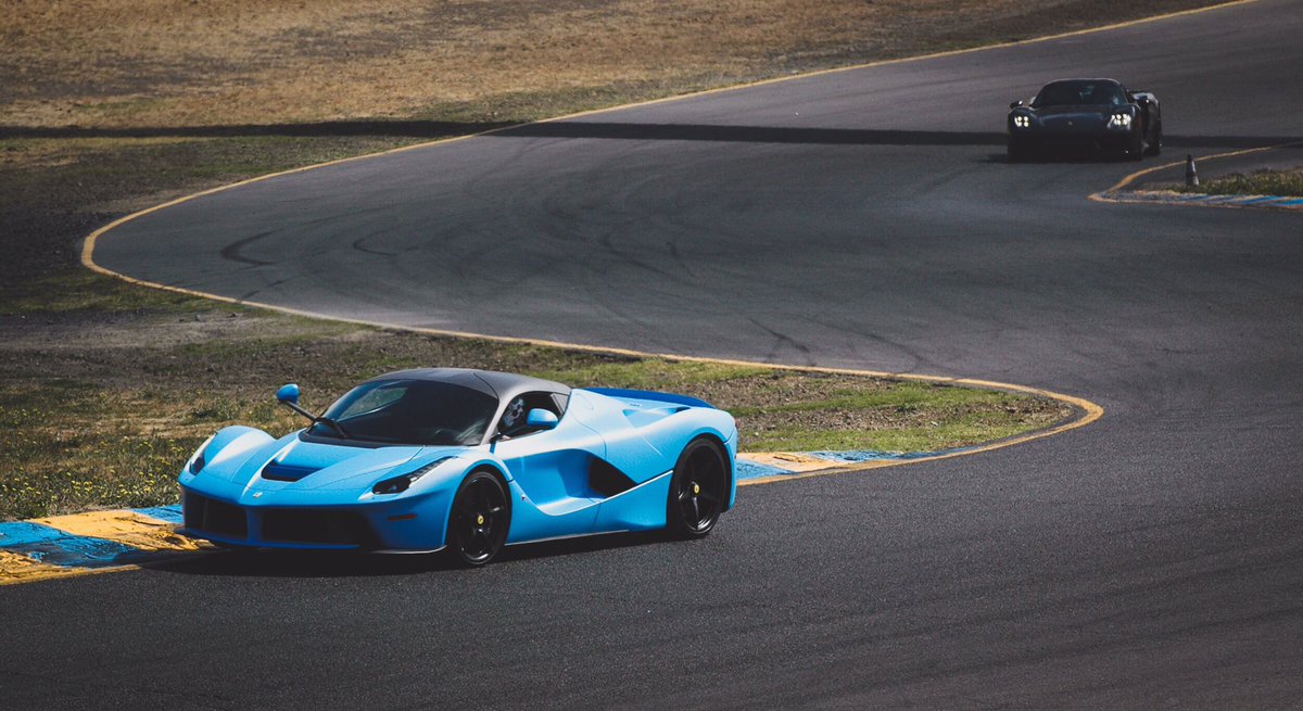 Gặp gỡ Ferrari LaFerrari màu xanh Lemans nổi bần bật trên phố