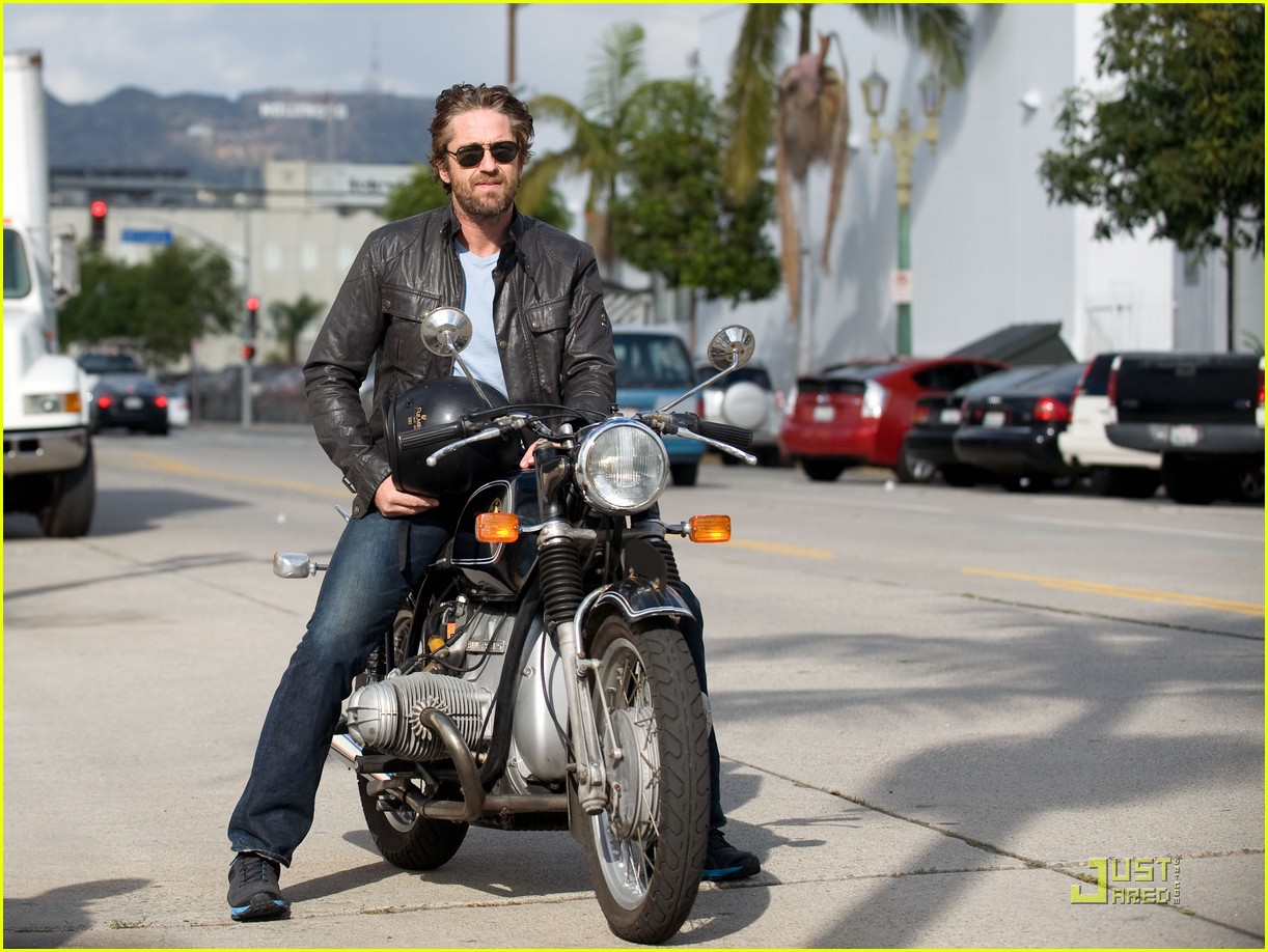 Tài tử phim "Siêu bão địa cầu" Gerard Butler nhập viện vì tai nạn mô tô