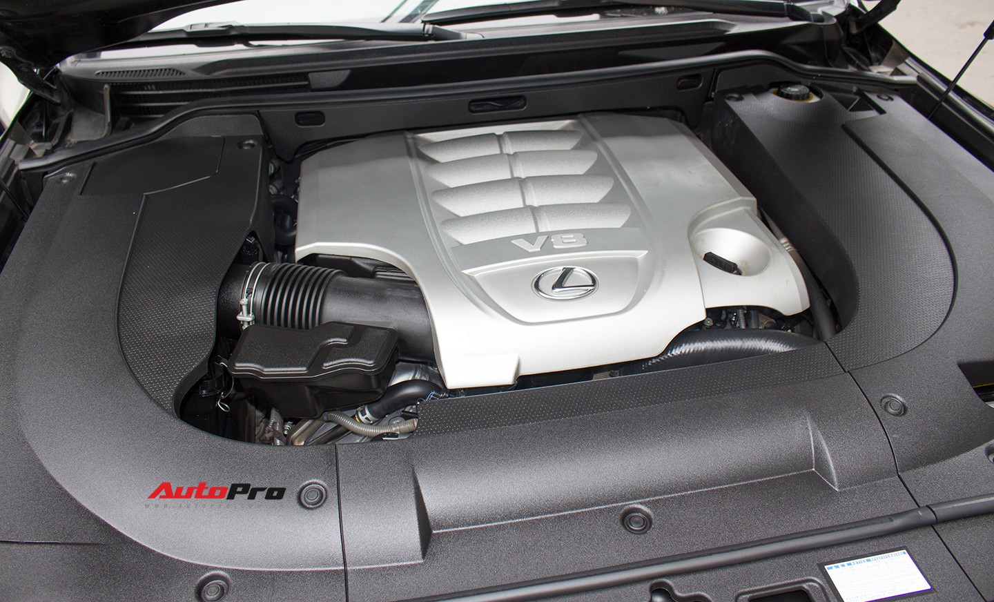 Lexus LX570 vs Mercedes GL500: Đi hơn 2 năm, xe nào giữ giá hơn?