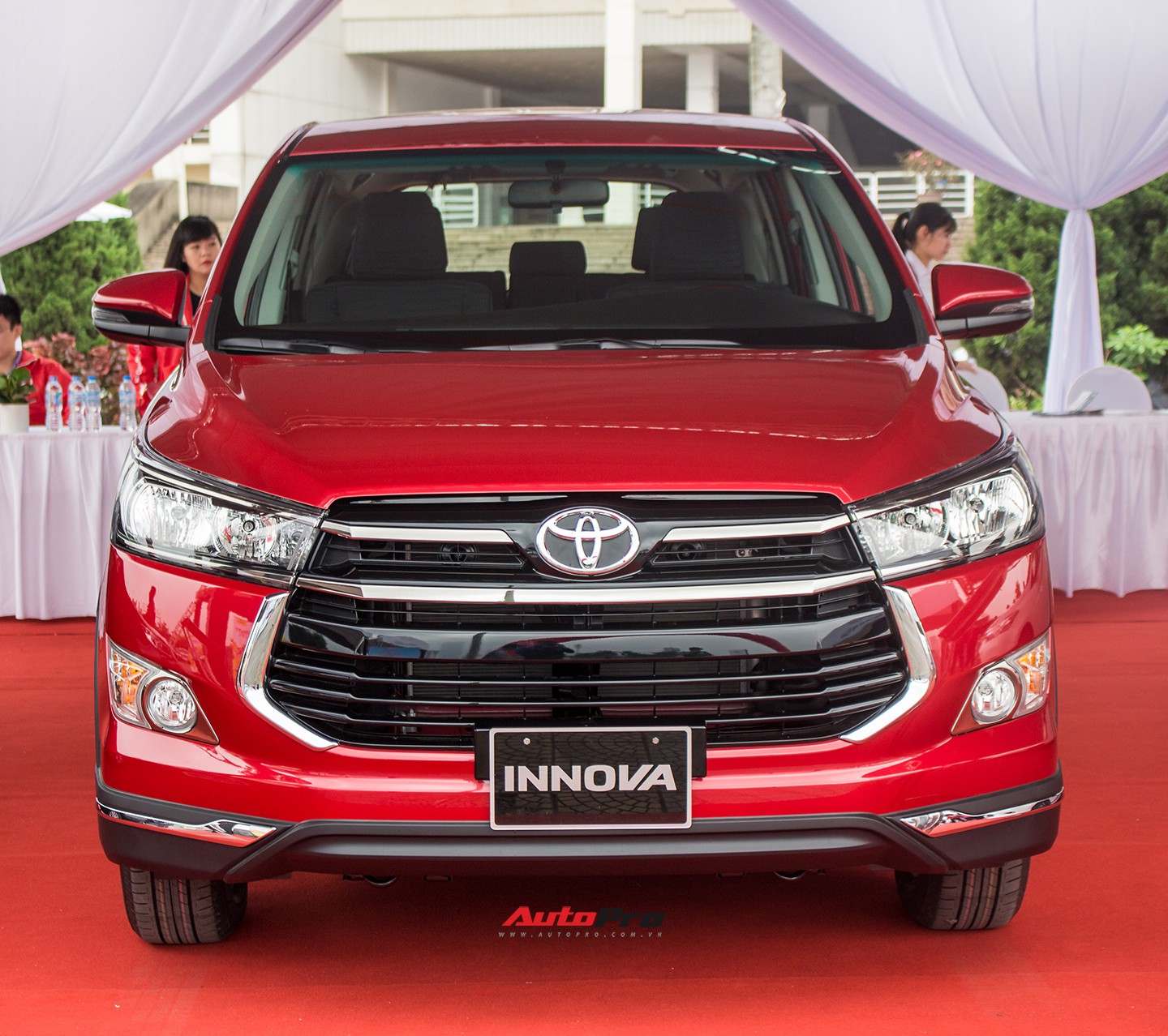 Cận cảnh Toyota Innova Venturer 2017 giá 855 triệu đồng tại Việt Nam
