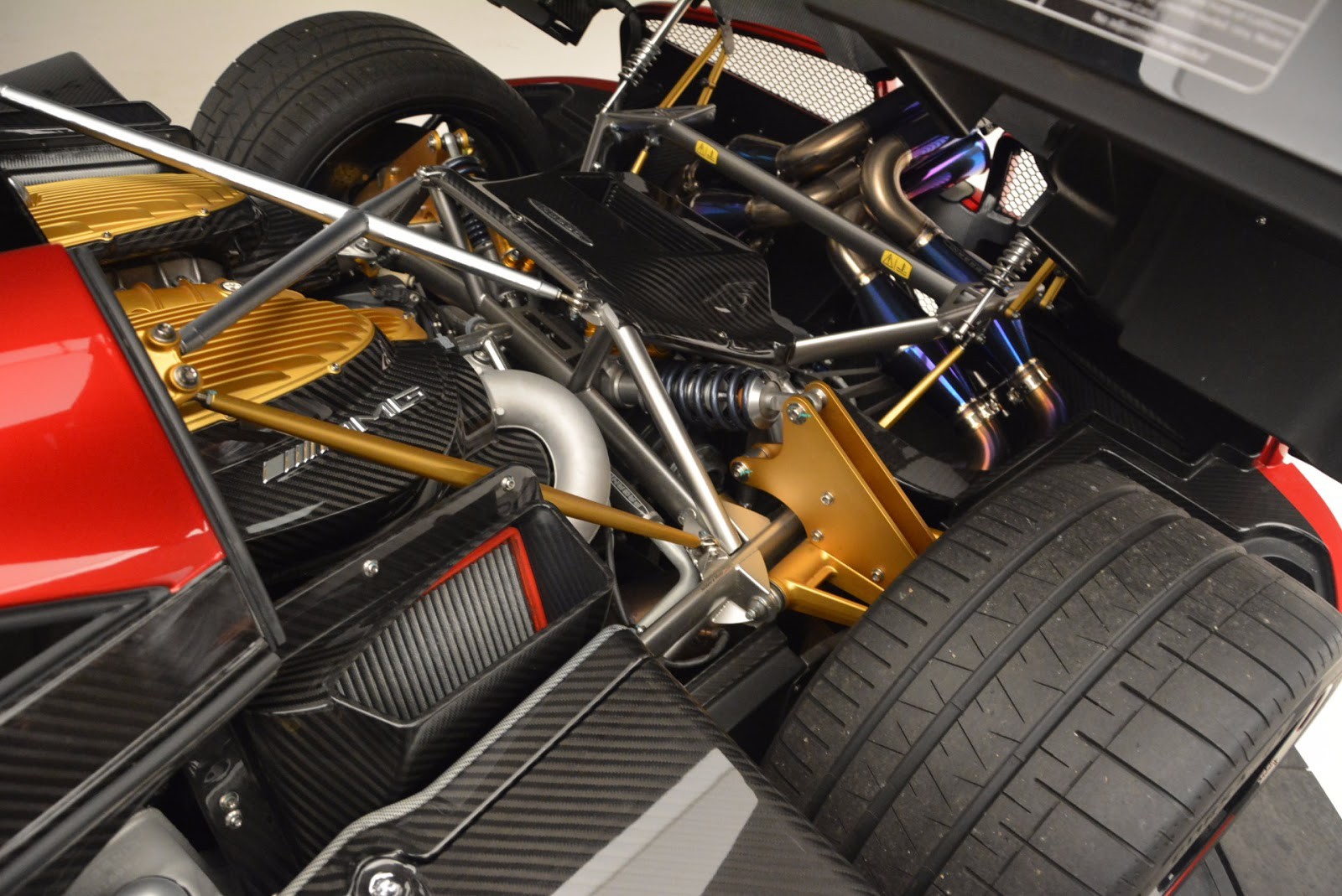 "Thần gió" Pagani Huayra dành cho fan cuồng màu đỏ